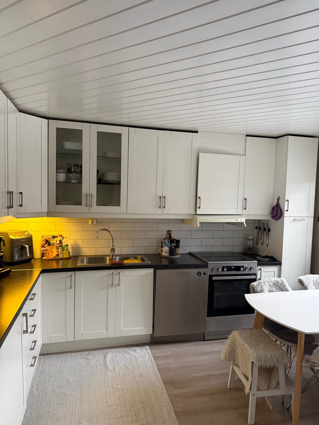 Tidløst hvitt kjøkken – solide IKEA skap + nyere Epoq-fronter | FINN-torget