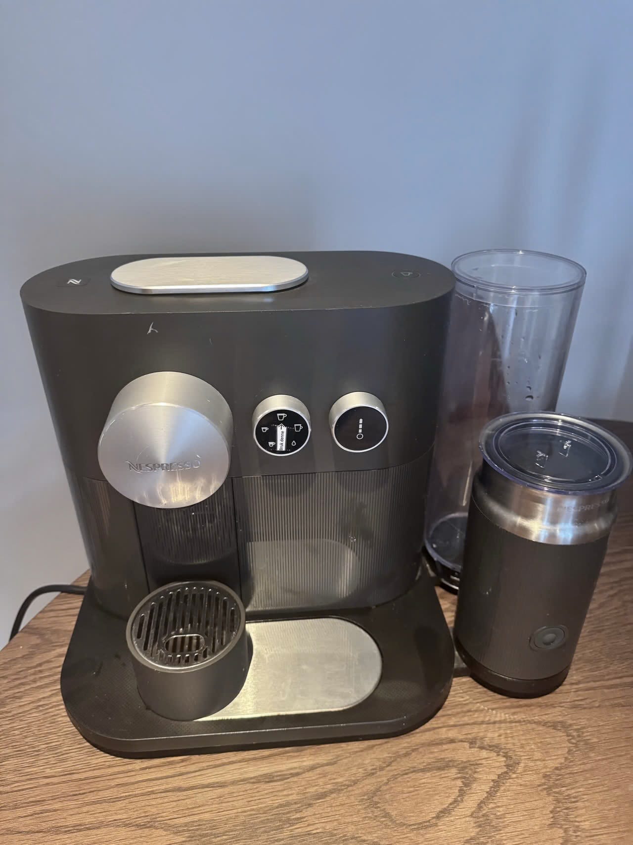 Nespresso Expert Kaffemaskin m/melkeskummer grå/beige | FINN-torget