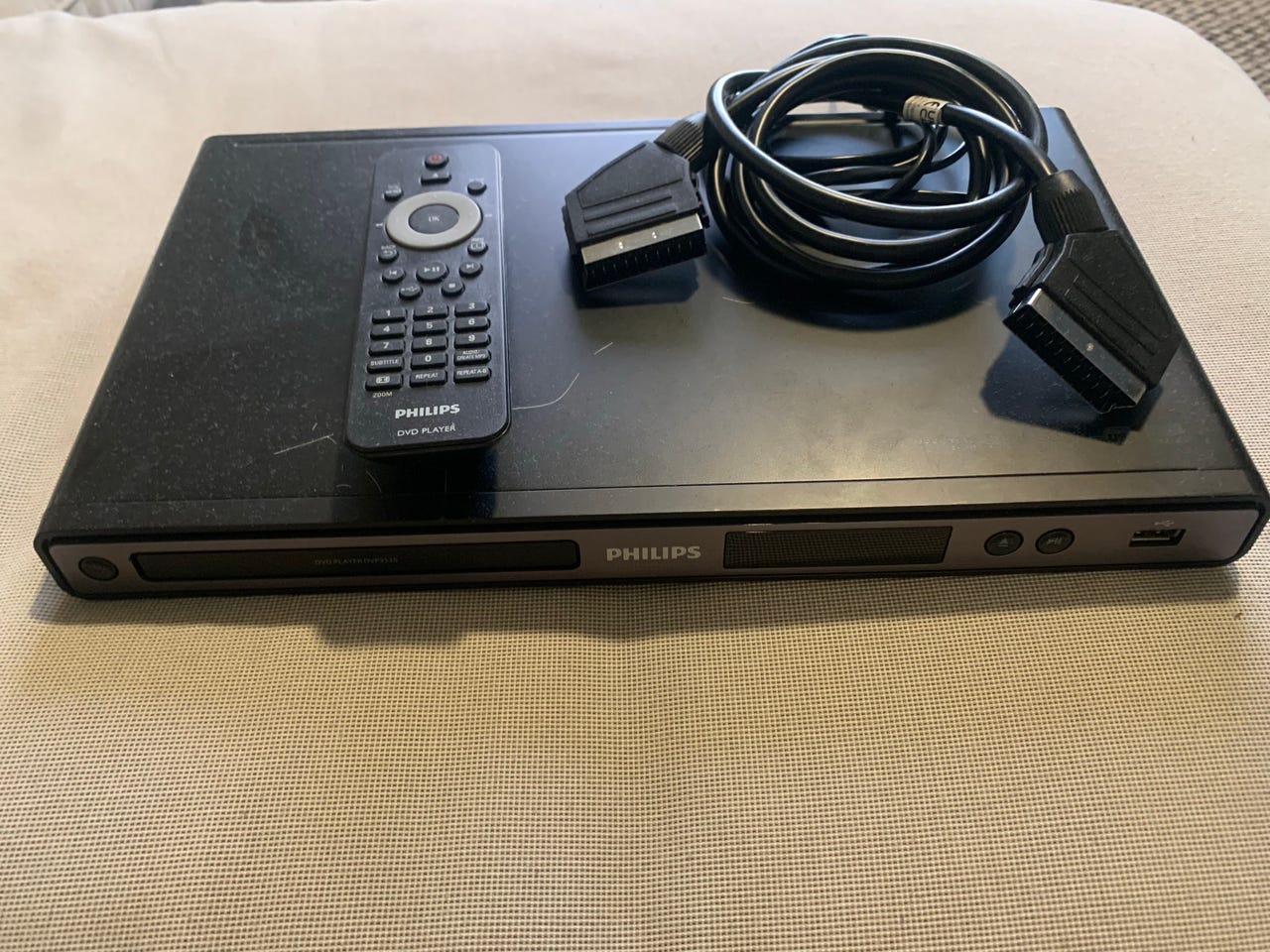 Philips DVD-spiller med fjernkontroll og kabler | FINN-torget