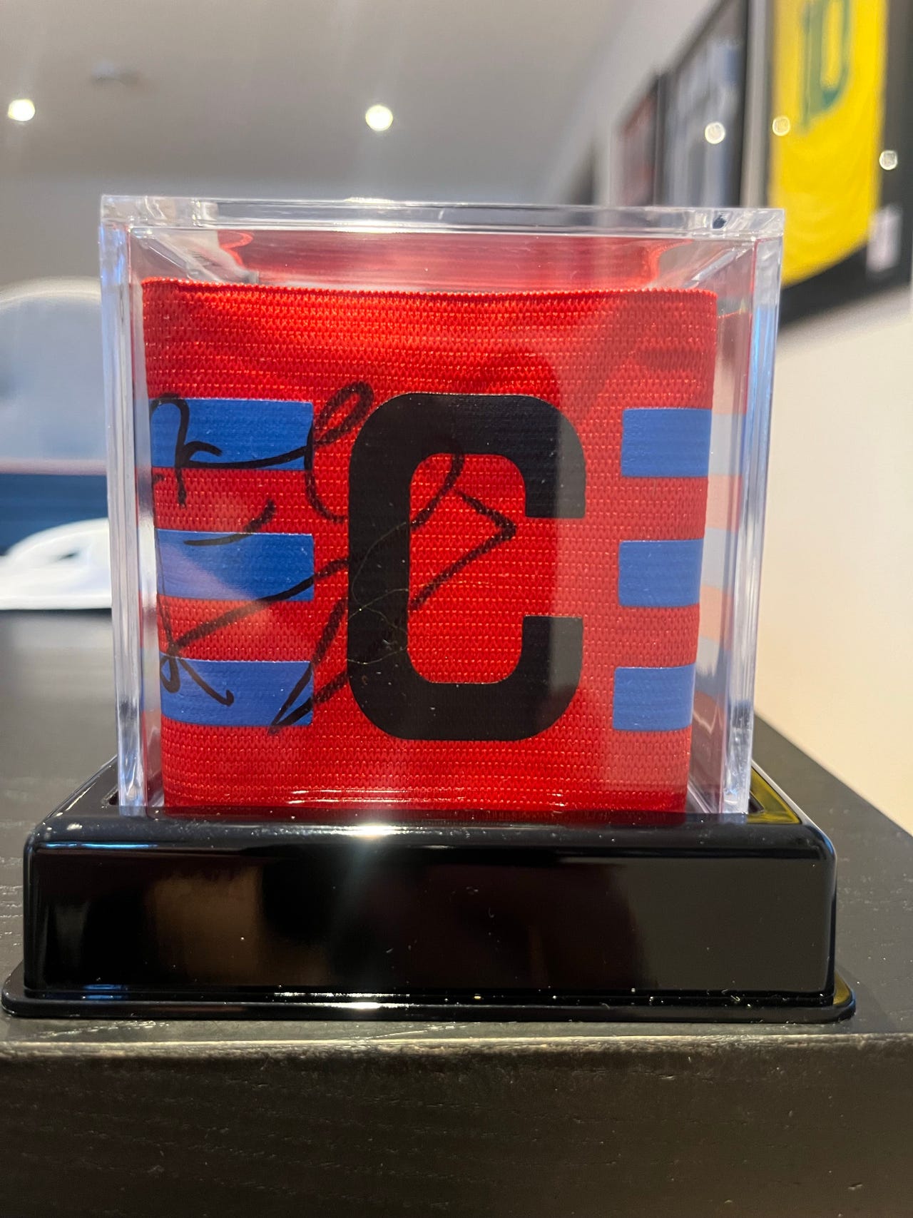 Andriy Shevchenko signert kapteinsbind – COA fra AME Memorabilia | FINN ...