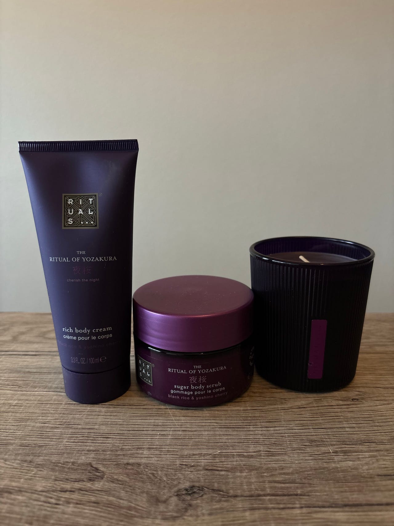 Ubrukt Rituals yozakura gavesett; duftlys, rich body cream og sugar ...