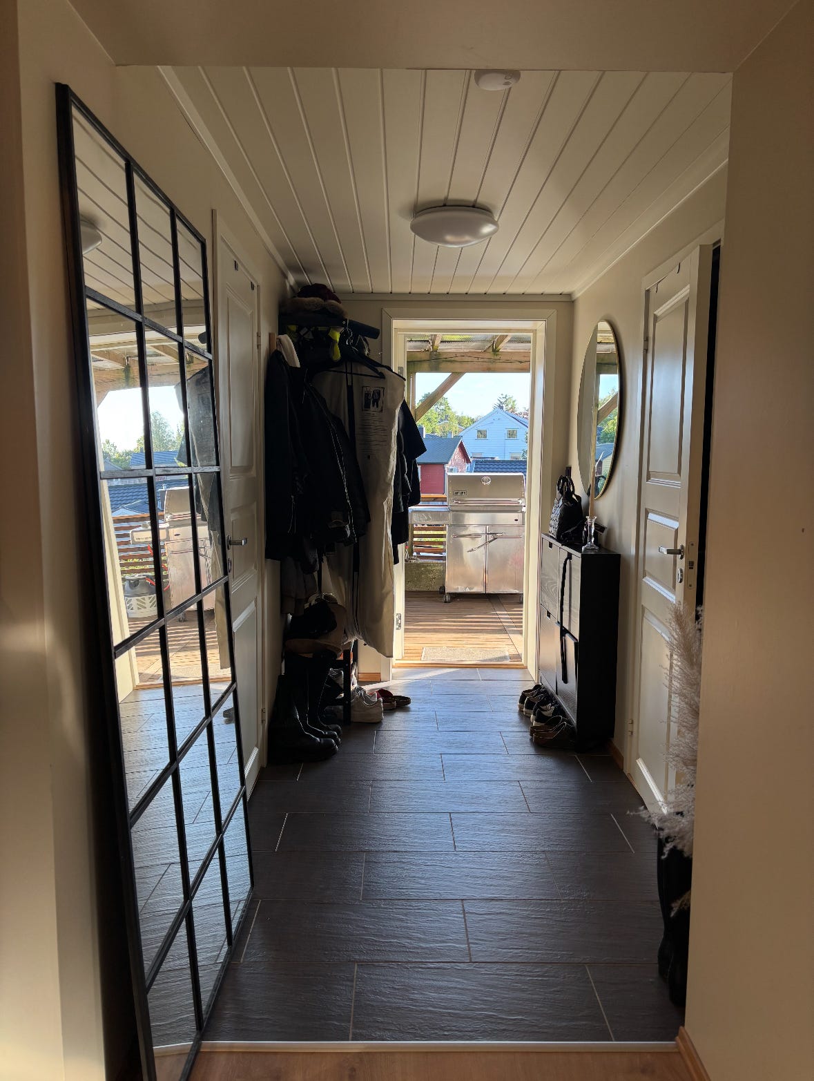 Lys og romslig sokkelleilighet på ca. 49 kvm med stor platting og 2 ...