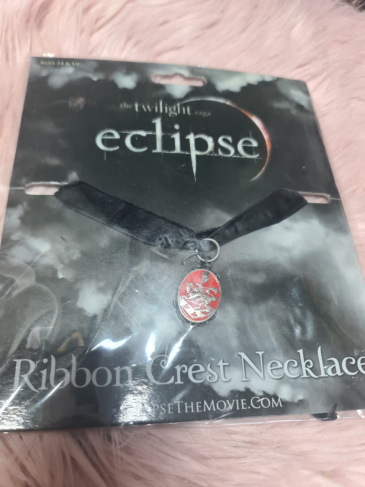 Neca Twilight- Eclipse Ribbon Crest Necklace | FINN-torget