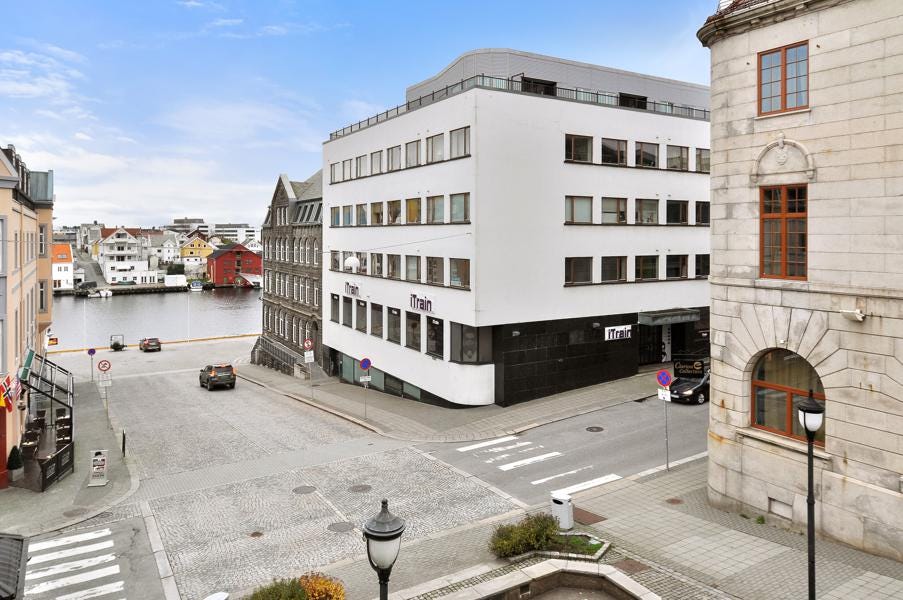 Delikat leilighet med sjøutsikt, nyoppusset, nye møbler, heis og P ...