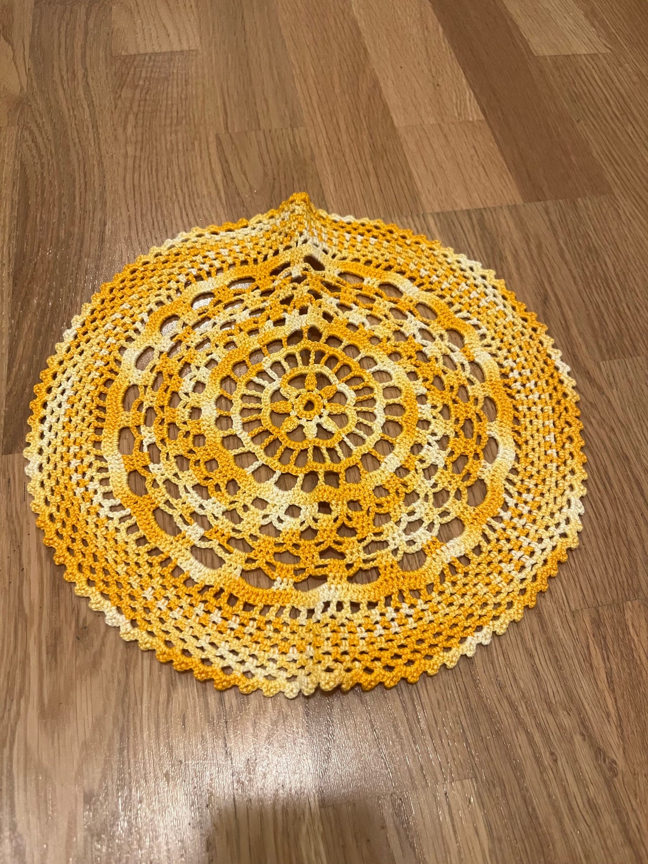 Heklet duk rund håndarbeid gul 29cm !!!NY!!! | FINN-torget