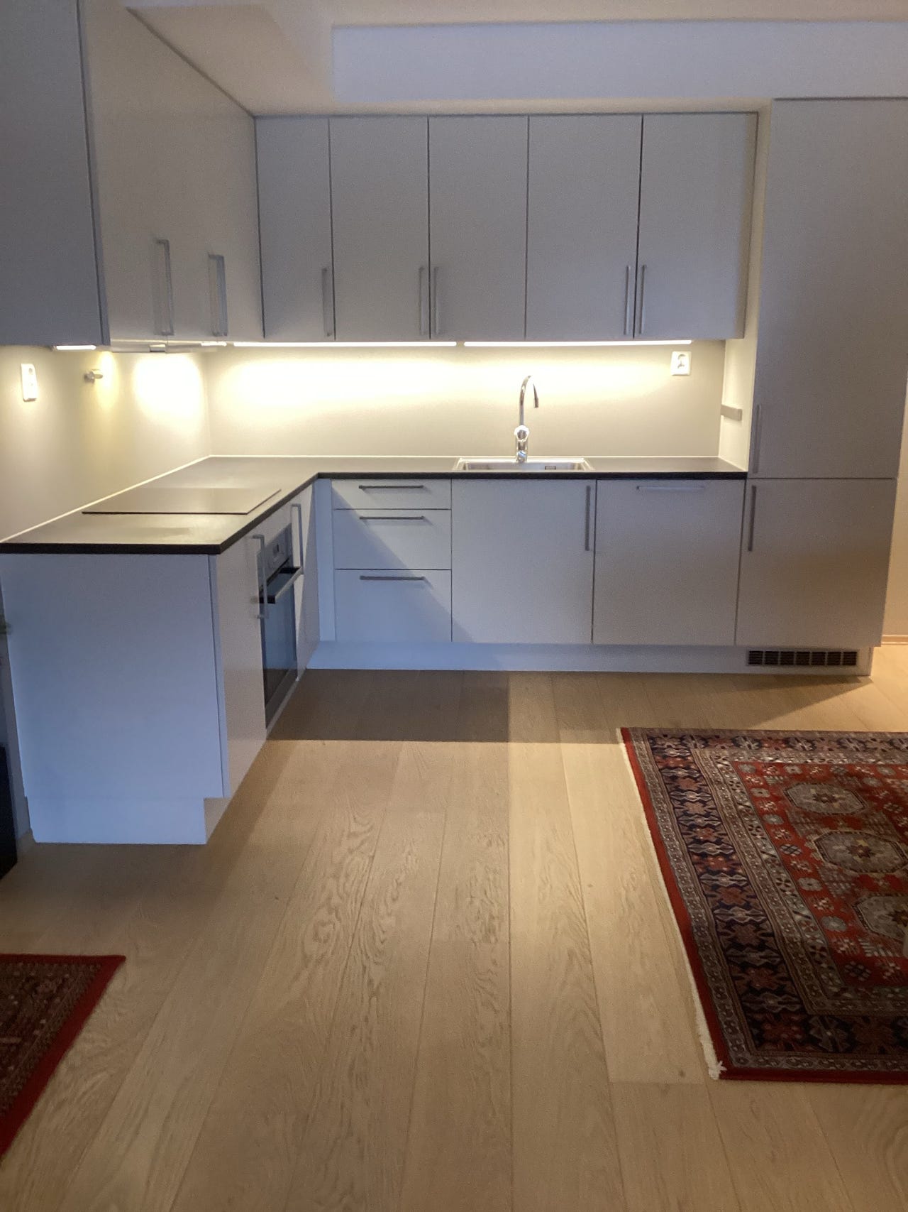 Komplett HTH-kjøkken med hvitevarer selges | FINN-torget