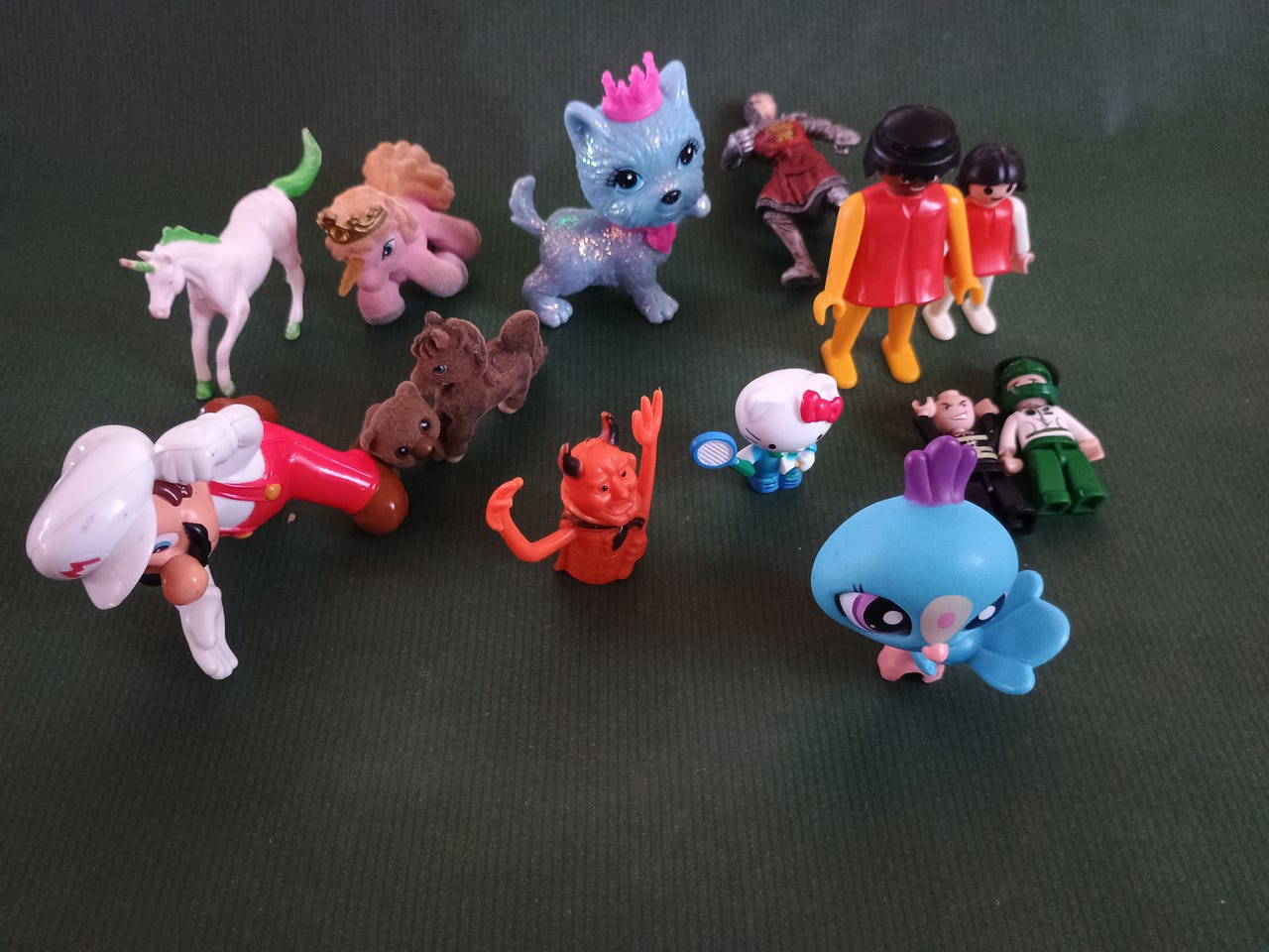 En gjeng småfigurer | FINN-torget