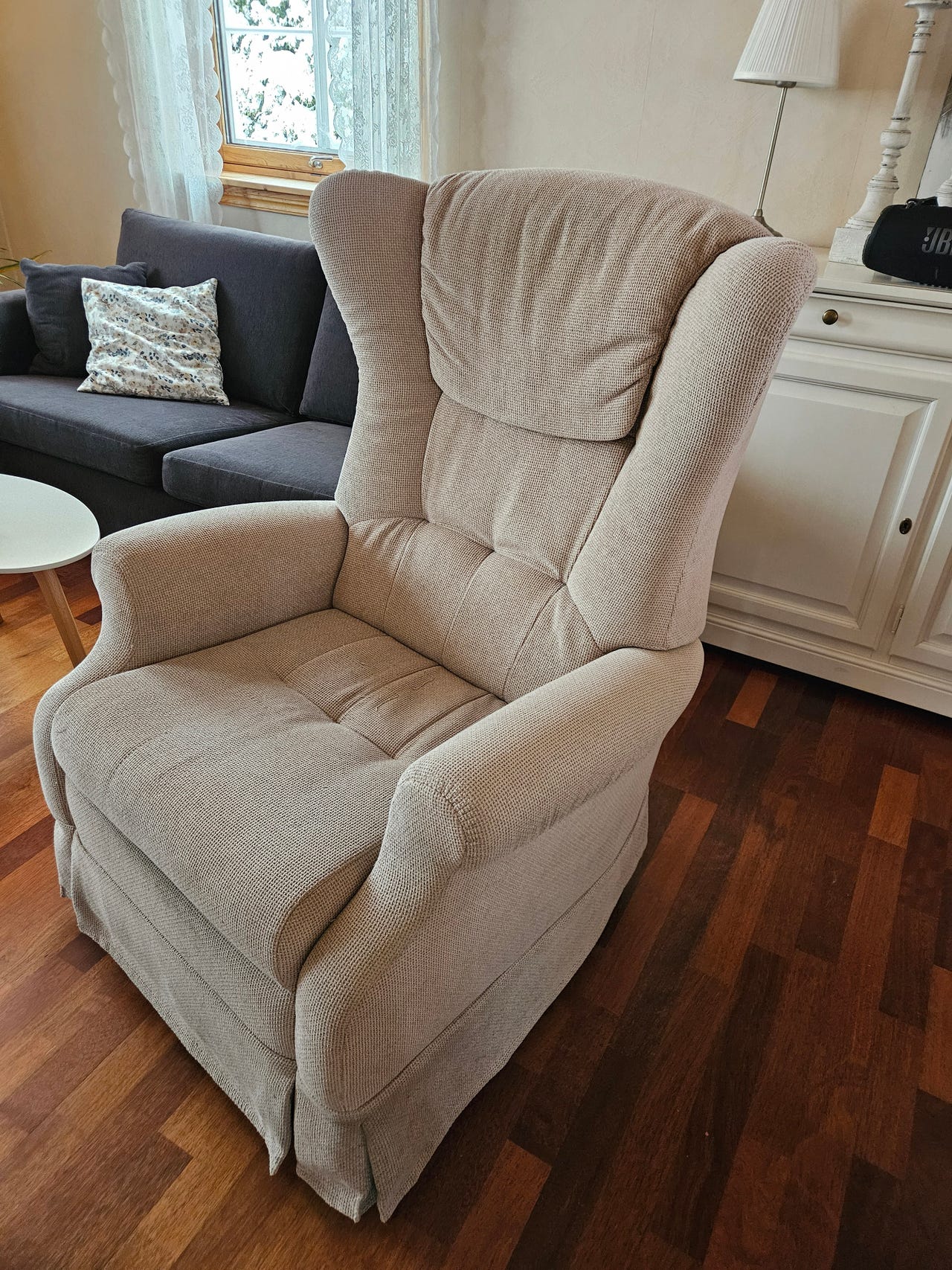 Beige lenestol med fothviler og bøyelig rygg | FINN-torget