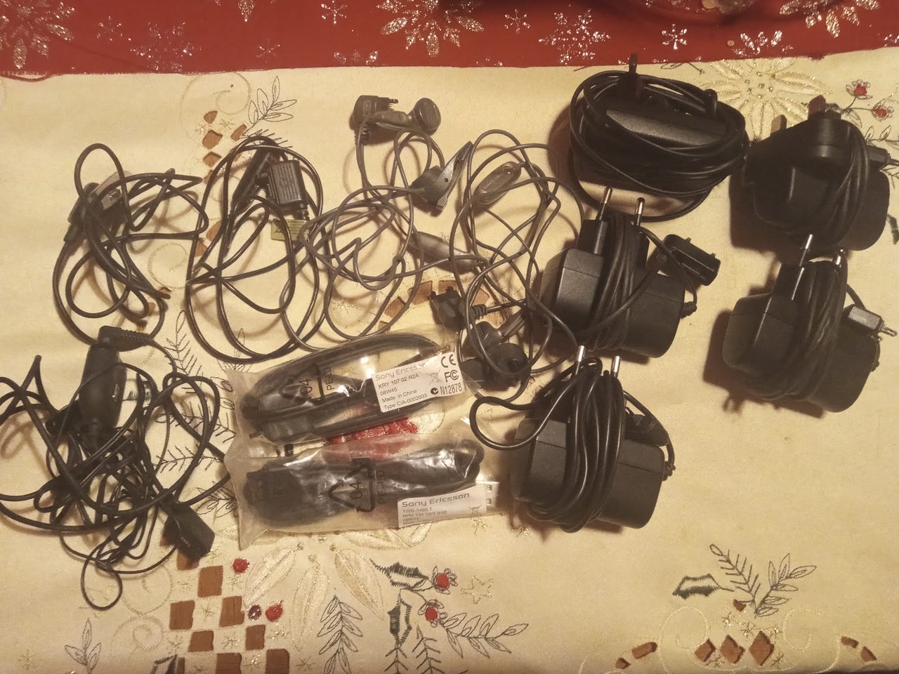 Gamle Sony Ericsson Headset og Ladere selges samlet for 500,- | FINN-torget