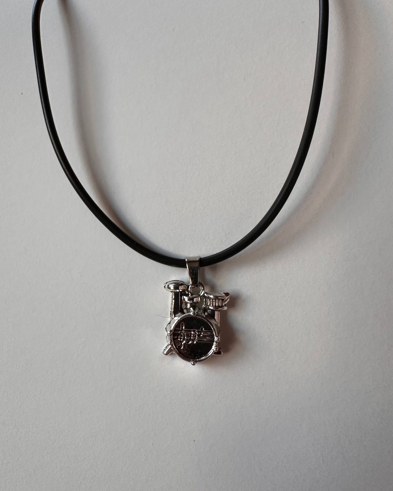 Halskjede med anheng trommer | FINN-torget