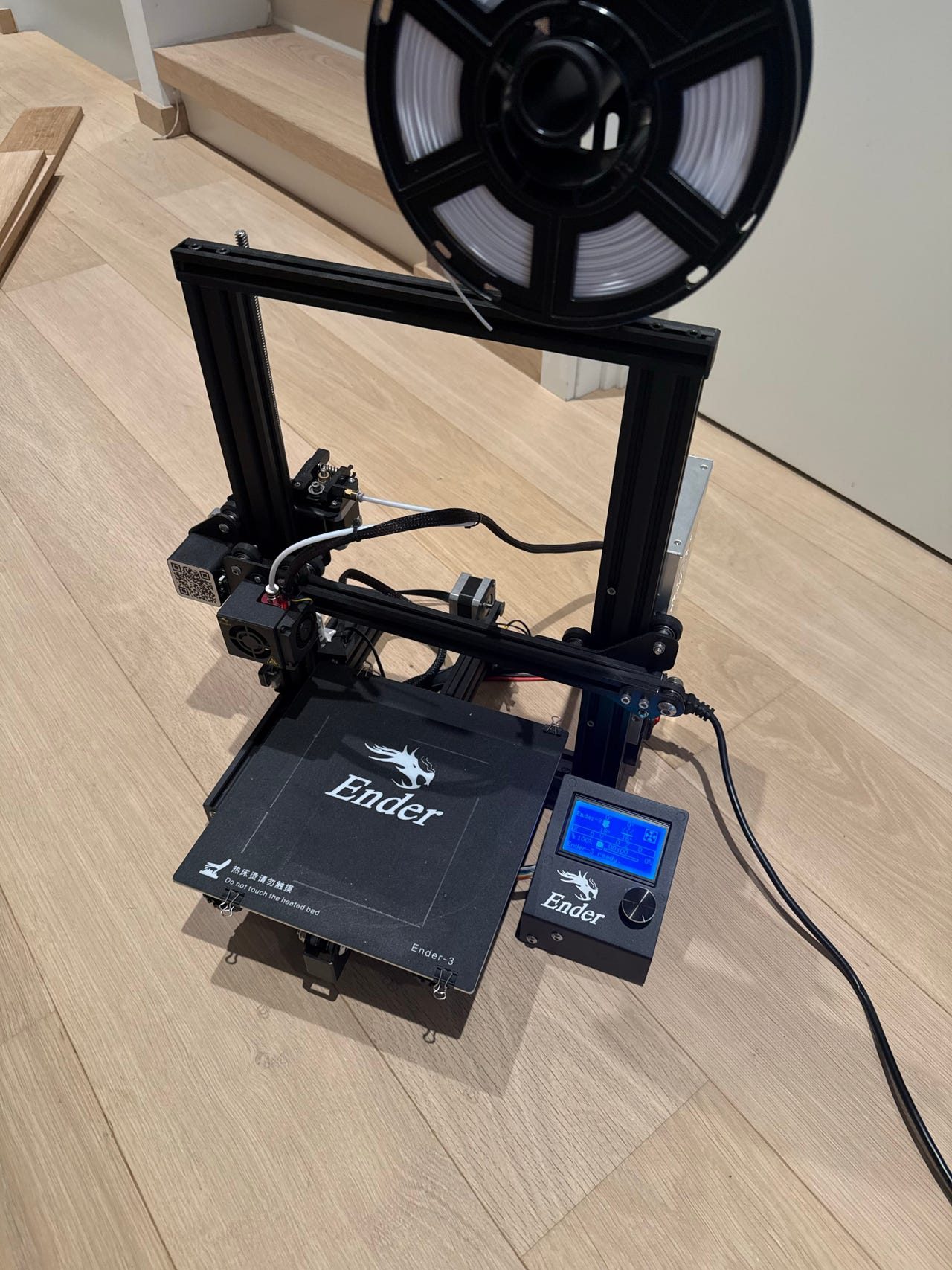 Svært lite brukt Ender 3D V2 Printer. Har printer 3 ting på denne ...