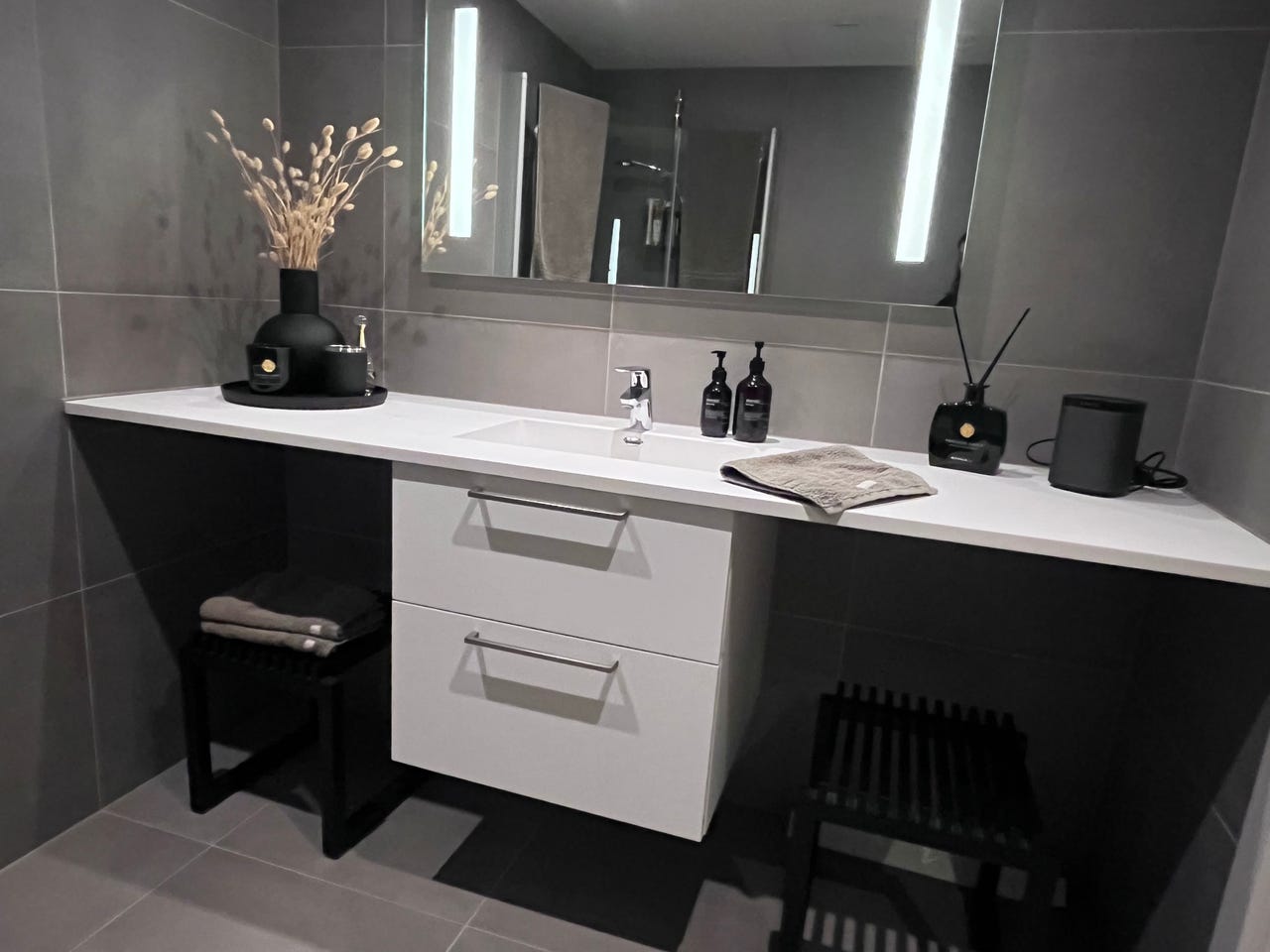 Nesten ny HTH baderomsinnredning m kompositt benkeplate/servant, hvit ...