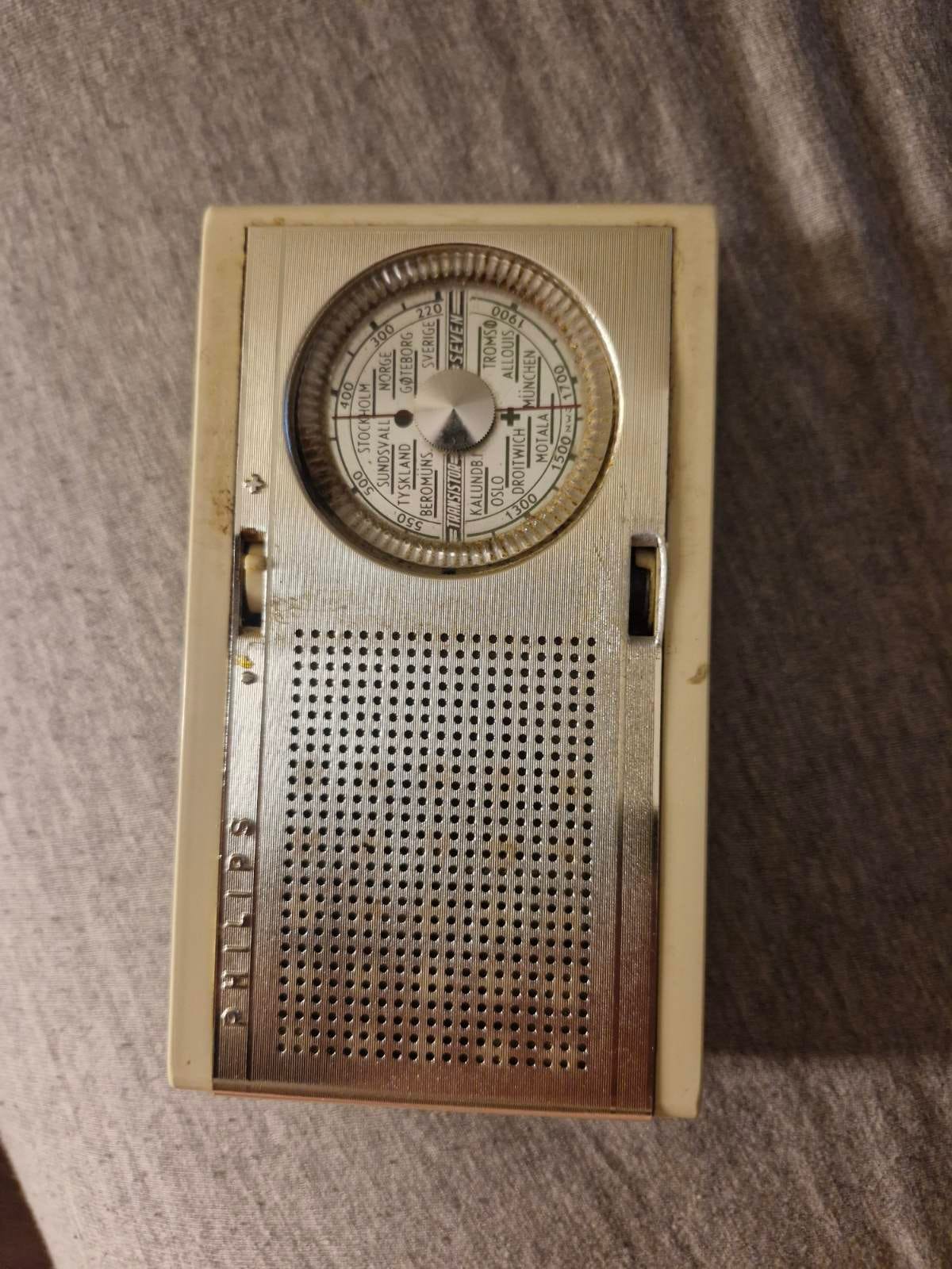 Vintage Philips L0X90T bærbar radio, cirka 1960. | FINN-torget