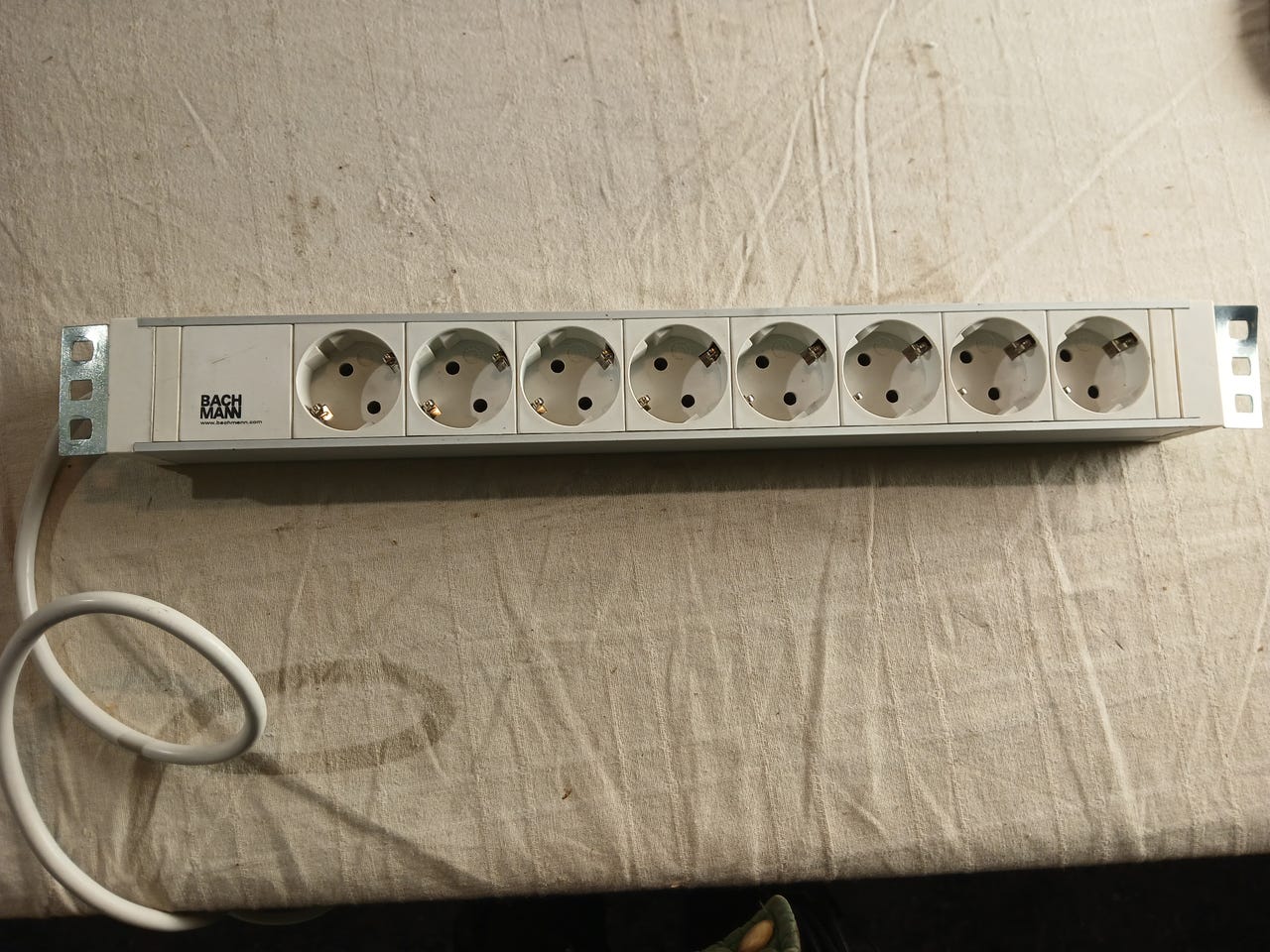 Bachmann 19" PDU Strømskinne 8-veis i aluminium – 1U rackmontering ...