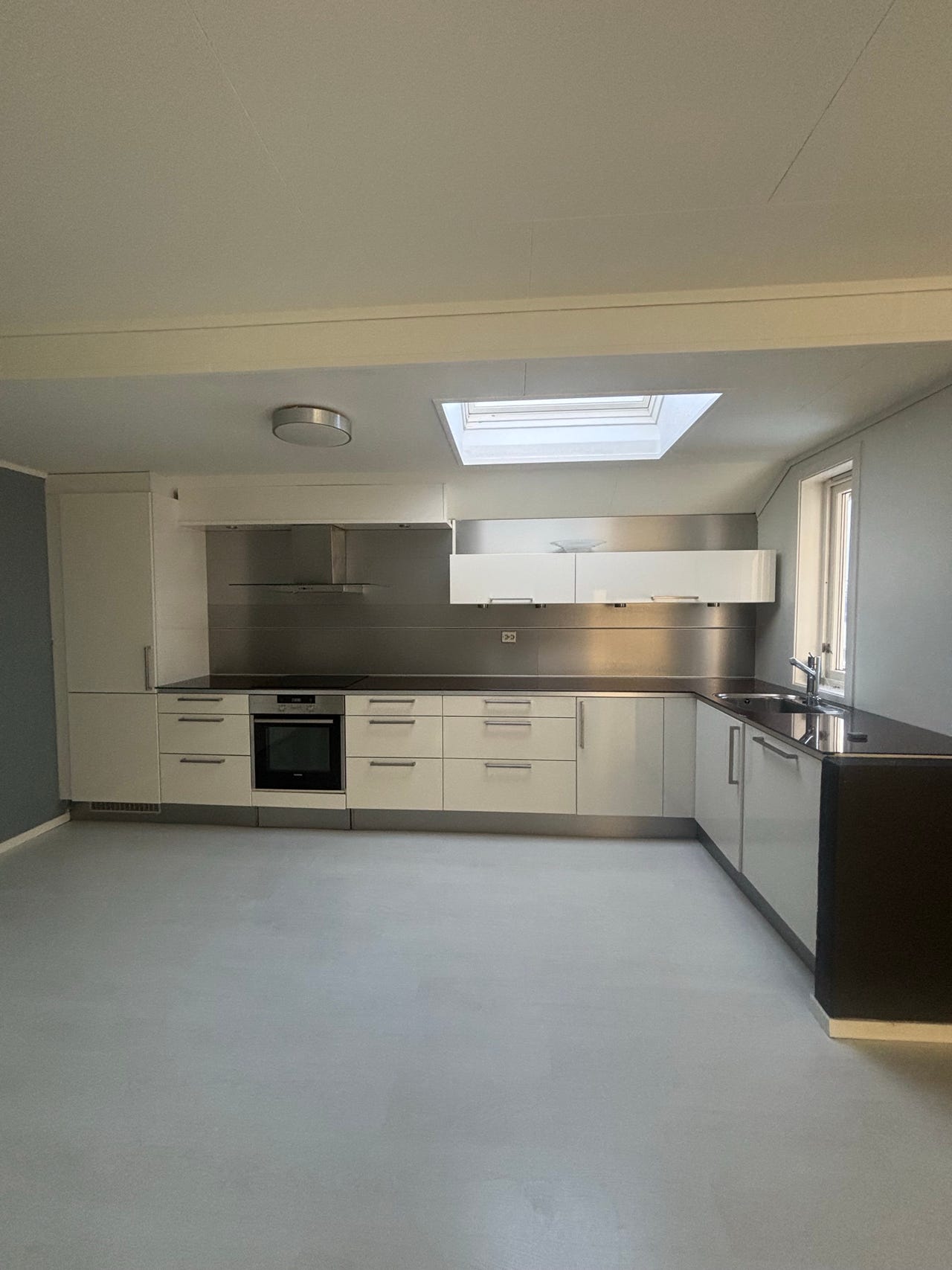 HTH-kjøkken inkl hvitevarer og platetopp gis bort mot demontering og ...