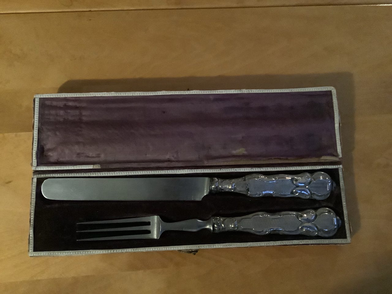 Bestikksett med kniv og gaffel i sølvplett. | FINN-torget