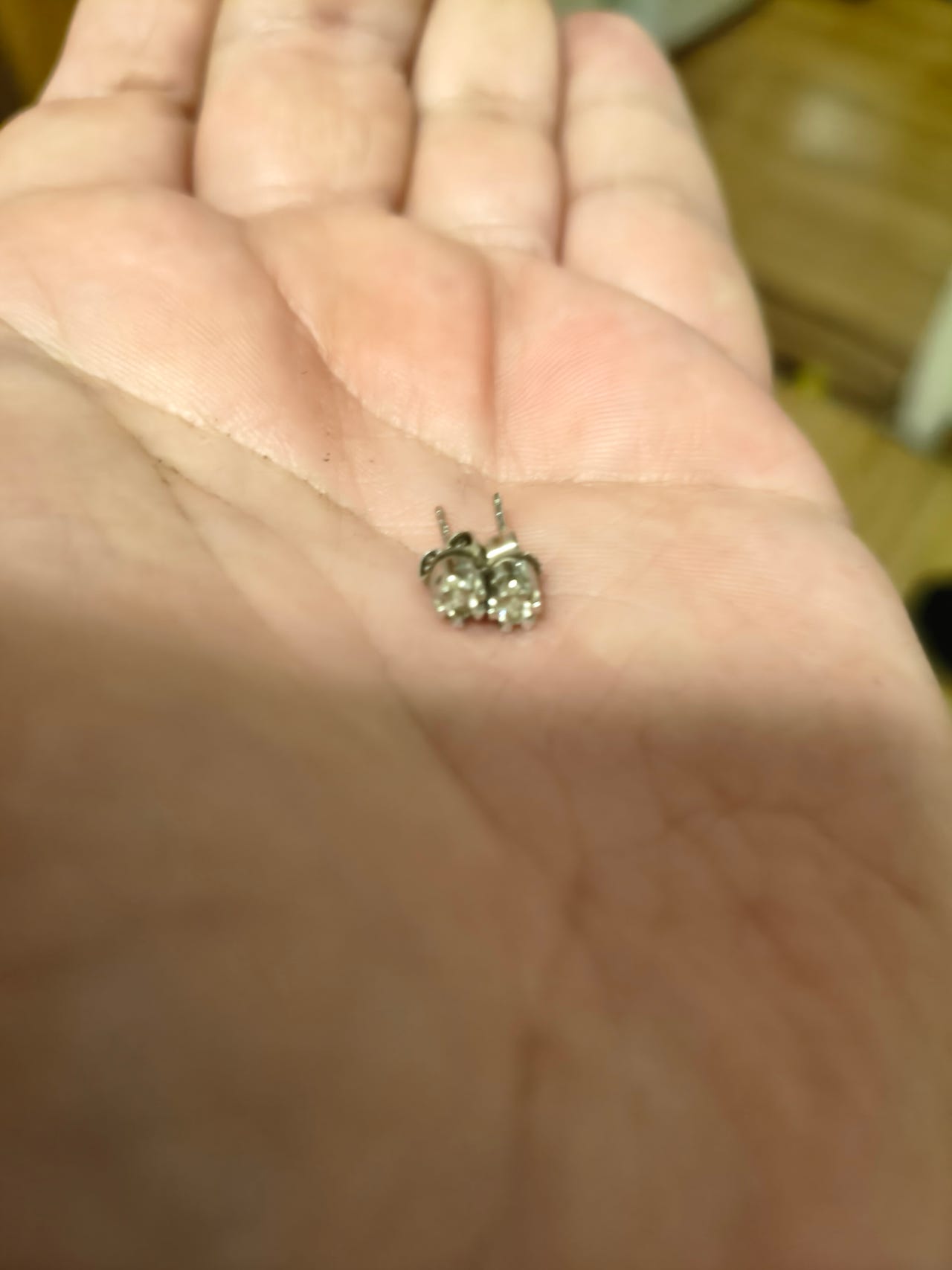 Øredobber med medium diamanter og i hvitt gull selges. | FINN-torget