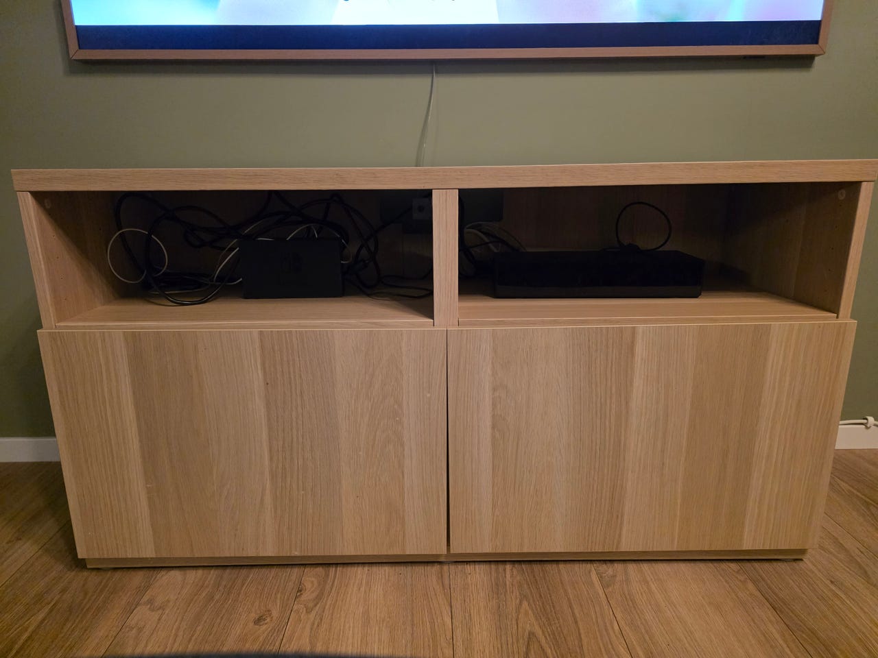 IKEA TV-benk i lyst tre | FINN-torget