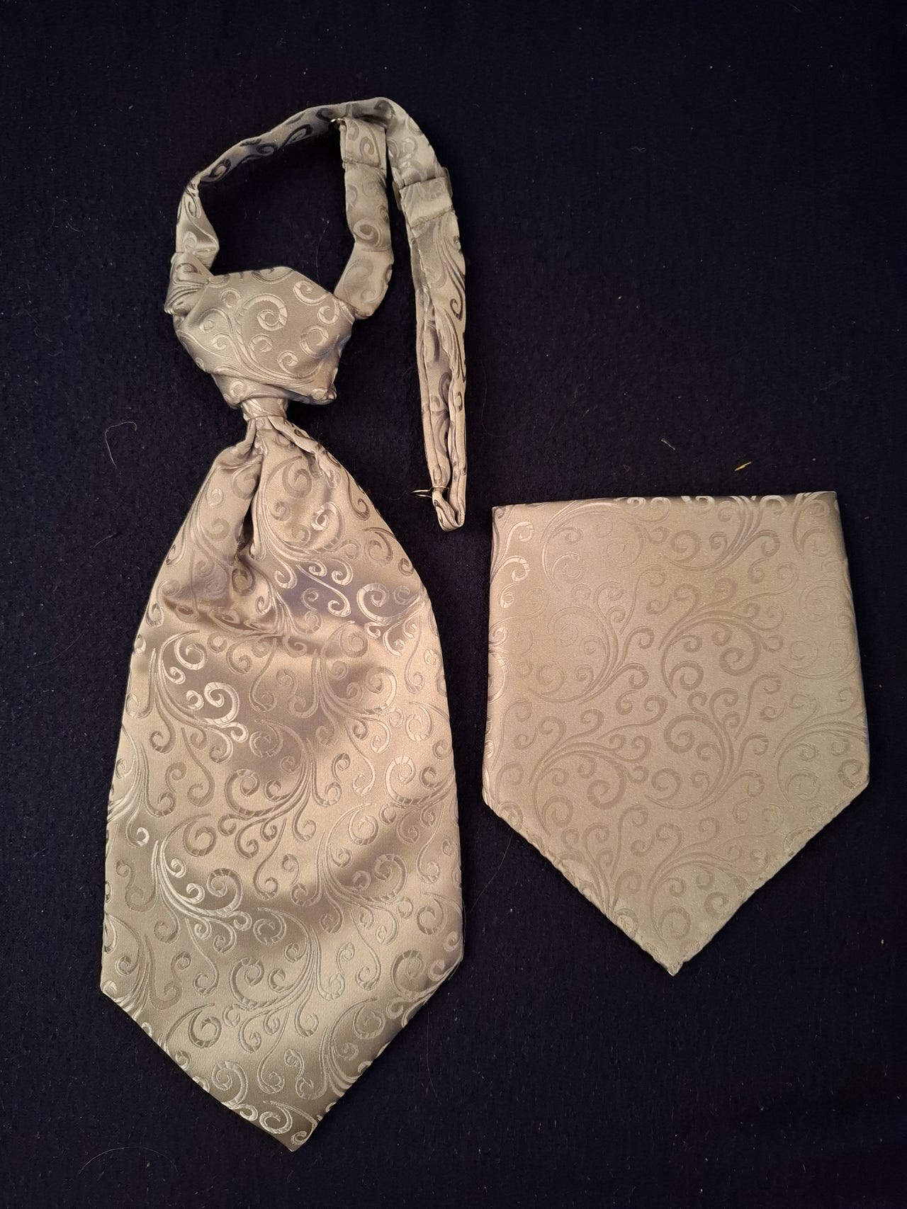 Herre slips og lommetørkle i polyester beige med mønster | FINN-torget