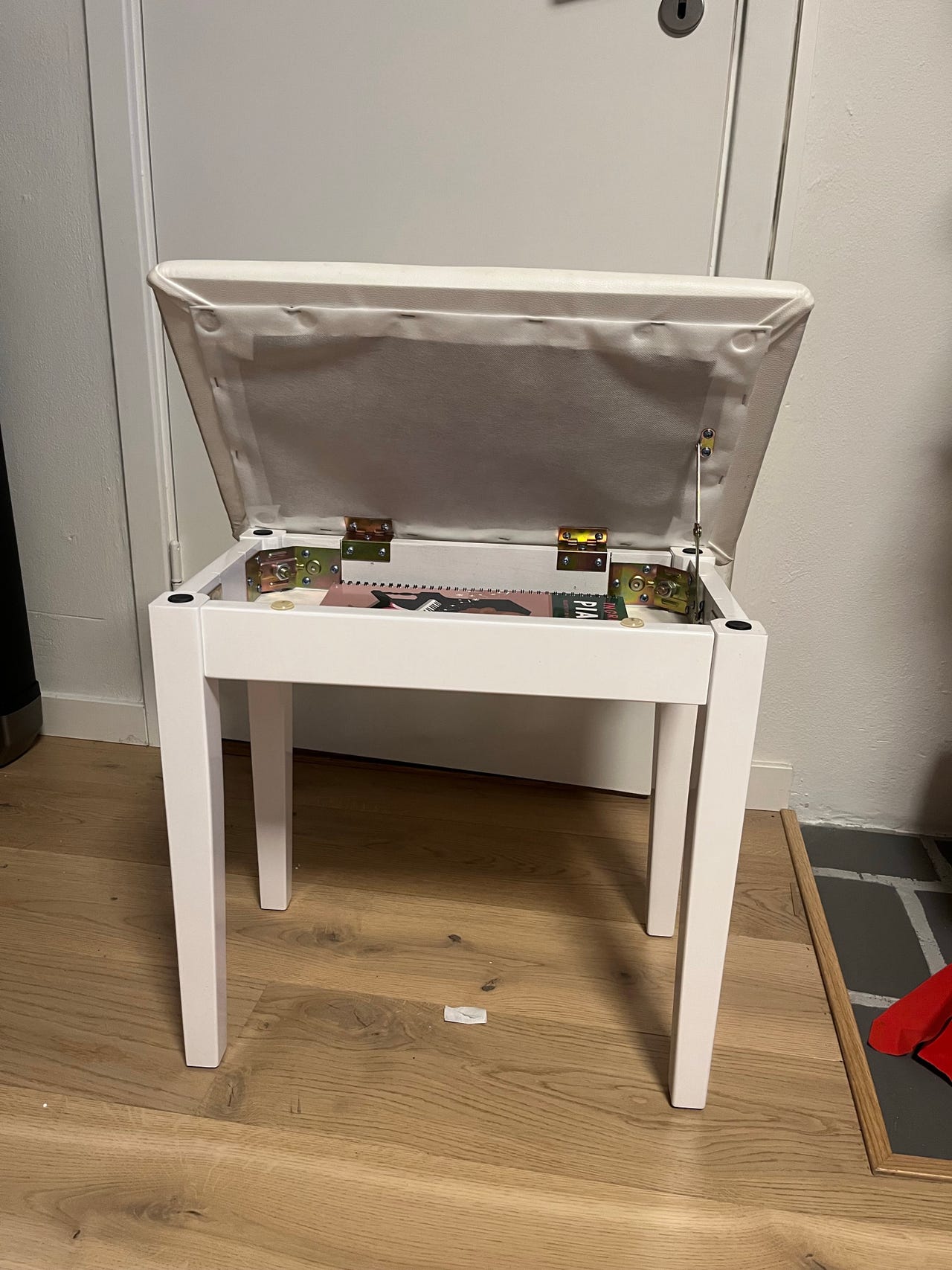 Roland pianokrakk hvit med sprekk i 1 ben gis bort | FINN-torget