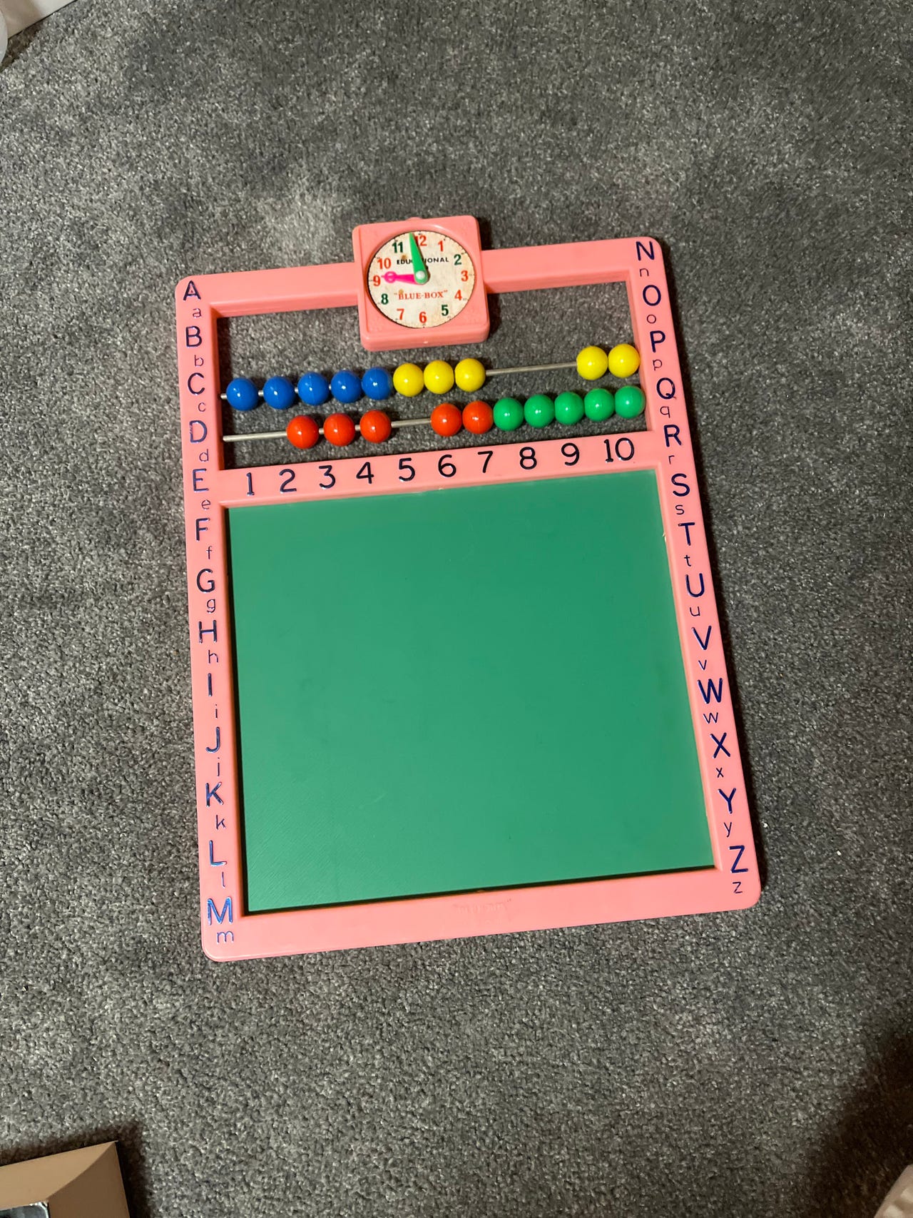 Tavle med telleramme og klokke - samleobjekt eller leke | FINN-torget