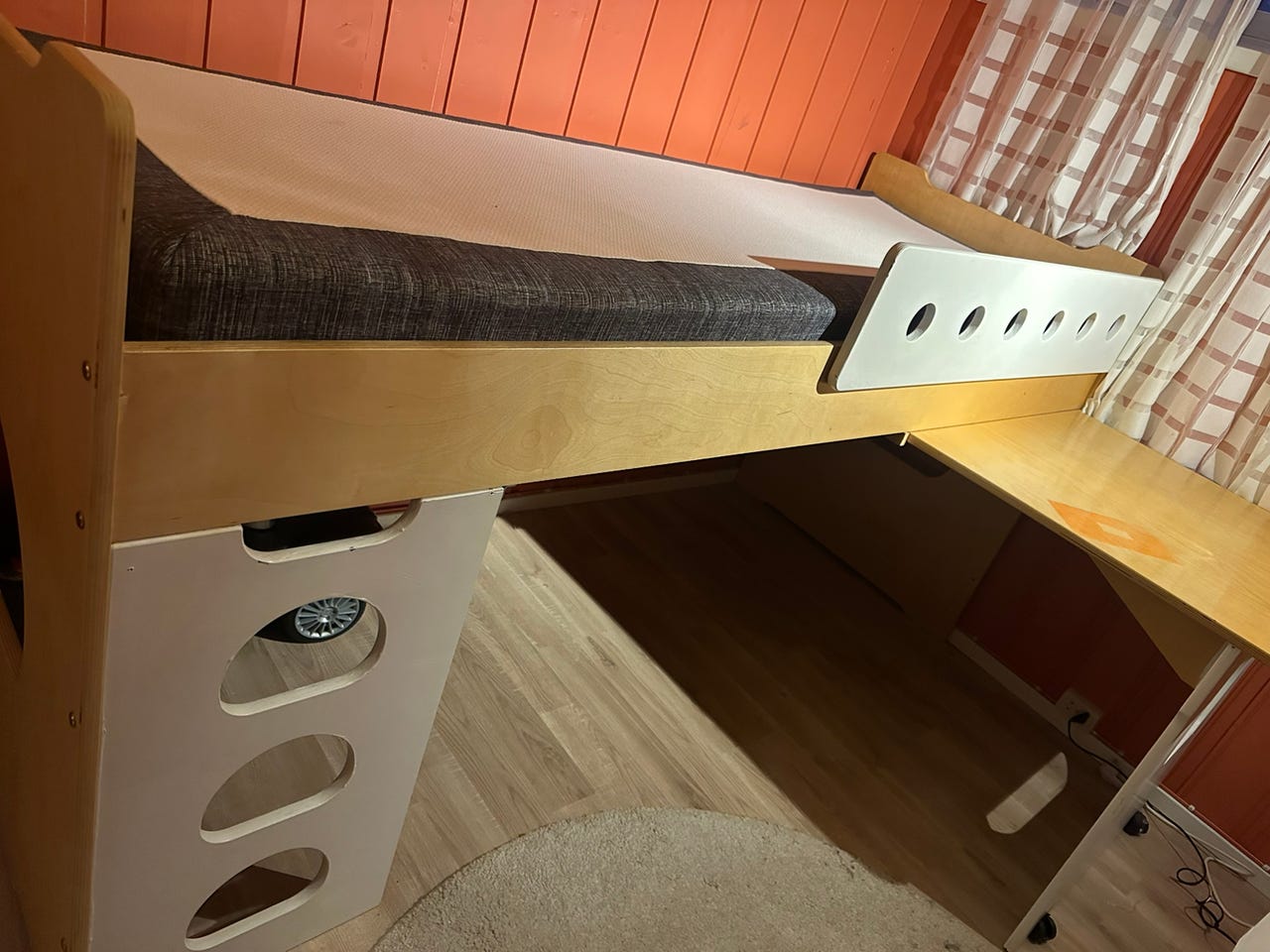 Seng med pult | FINN-torget