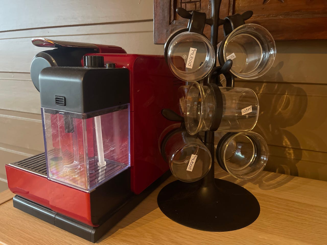 NESPRESSO F511 LATTISSIMA RØD ESPRESSO KAFFEMASKIN | FINN-torget