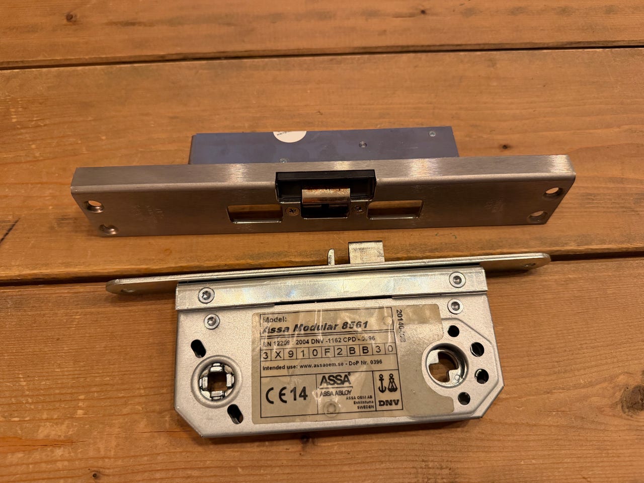 Assa elektrisk sluttstykke 920, stolpe 930 og 8561 låskasse | FINN-torget