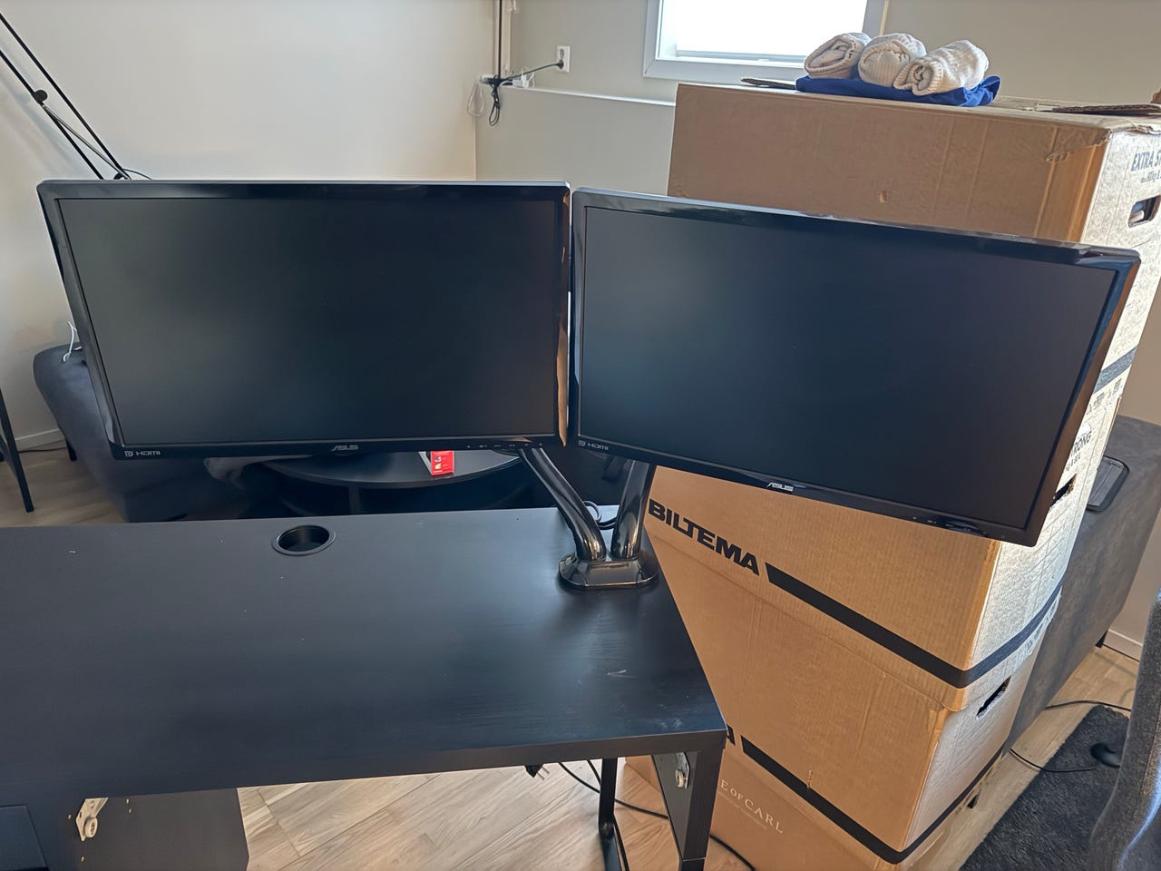 2 stk ASUS VG248 skjermer + dobbelt skjermfeste | FINN-torget