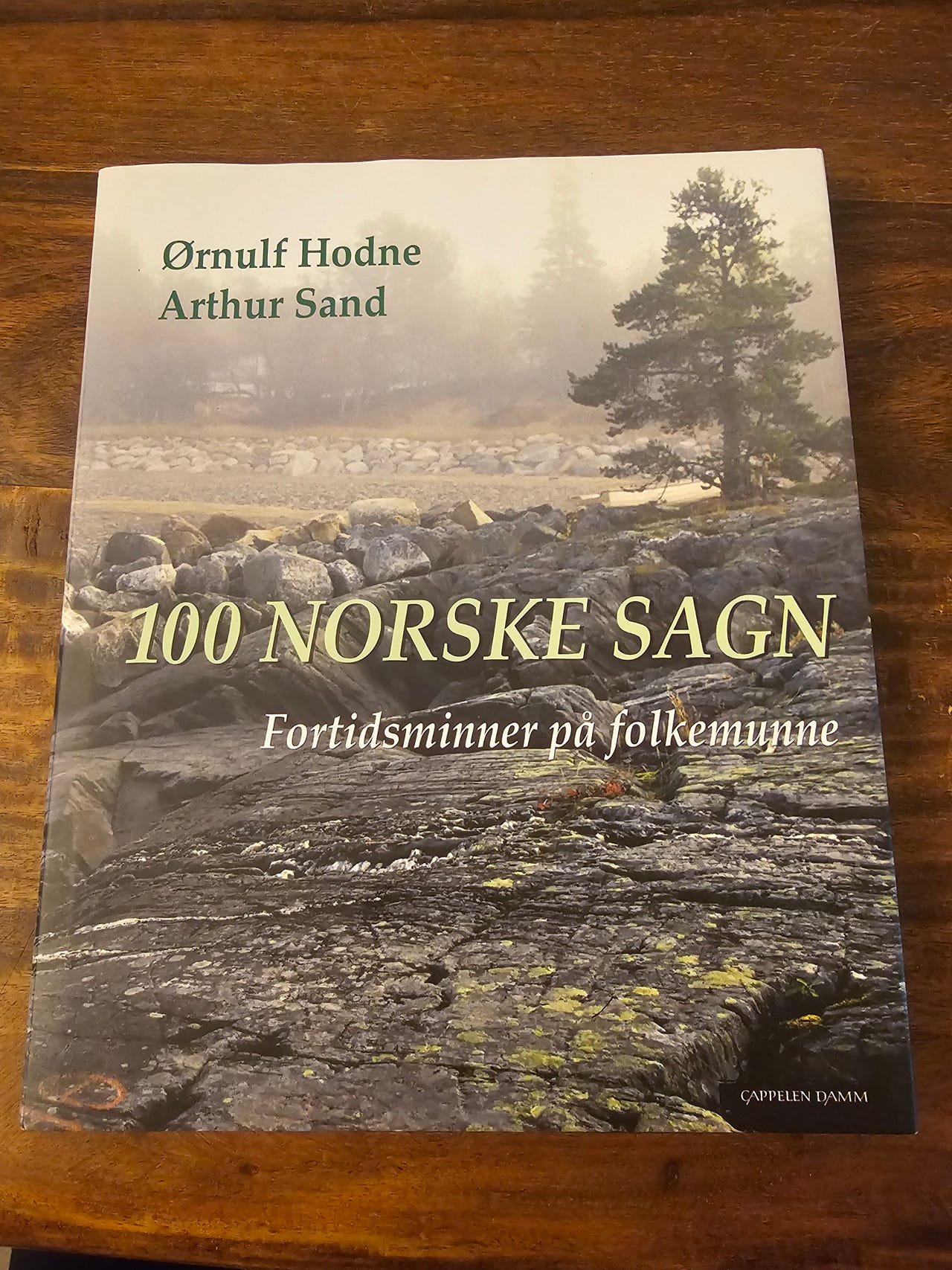 100 norske sagn. Fortidsminner på folkemunne. Ørnulf Hodne og Arthur ...