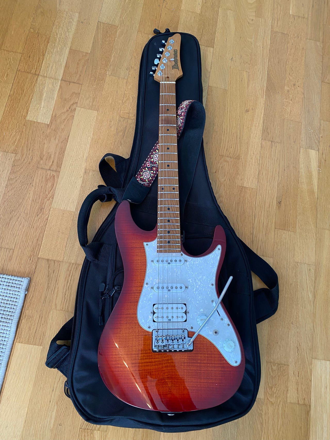 Ibanez AZ224F Premium – flamed maple, HSS, original gigbag | FINN-torget