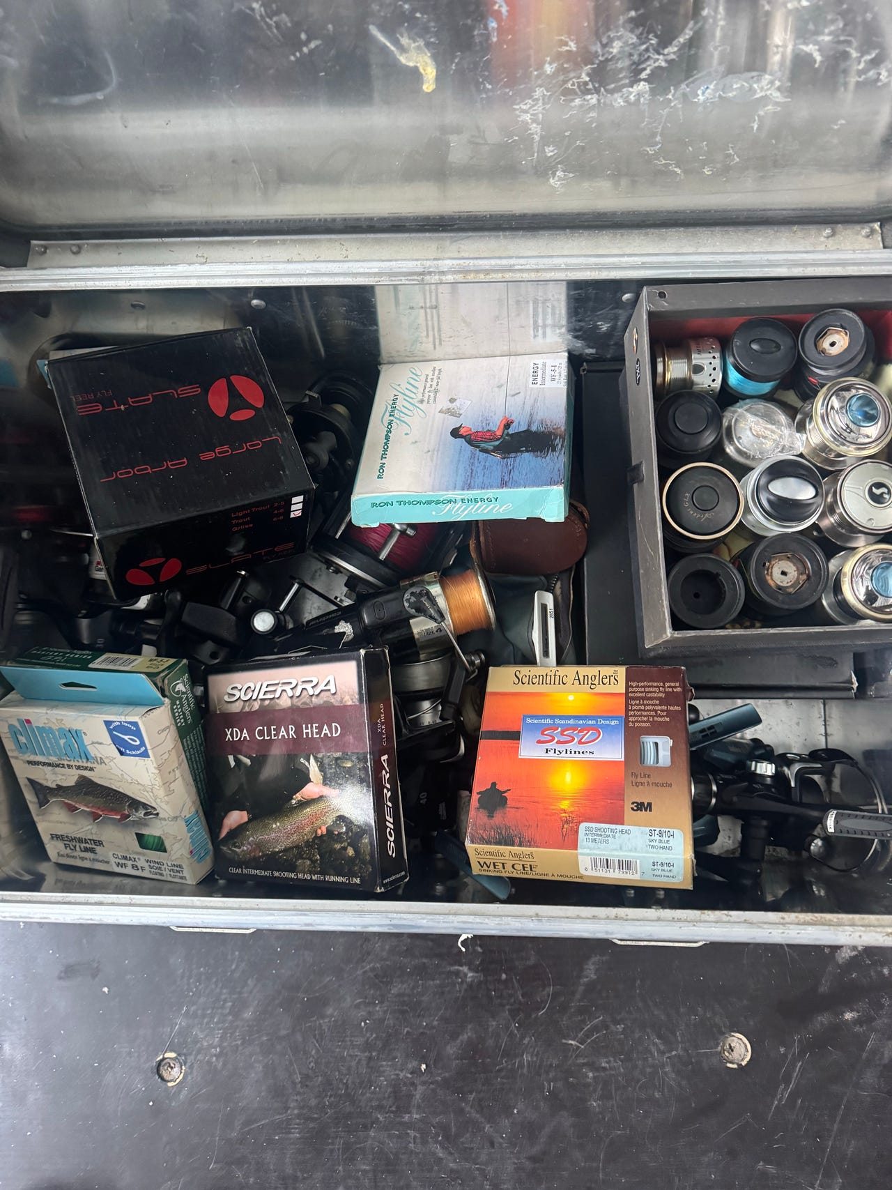 Stort parti fluefiskeutstyr – fluer, fluebokser, liner og sneller ...