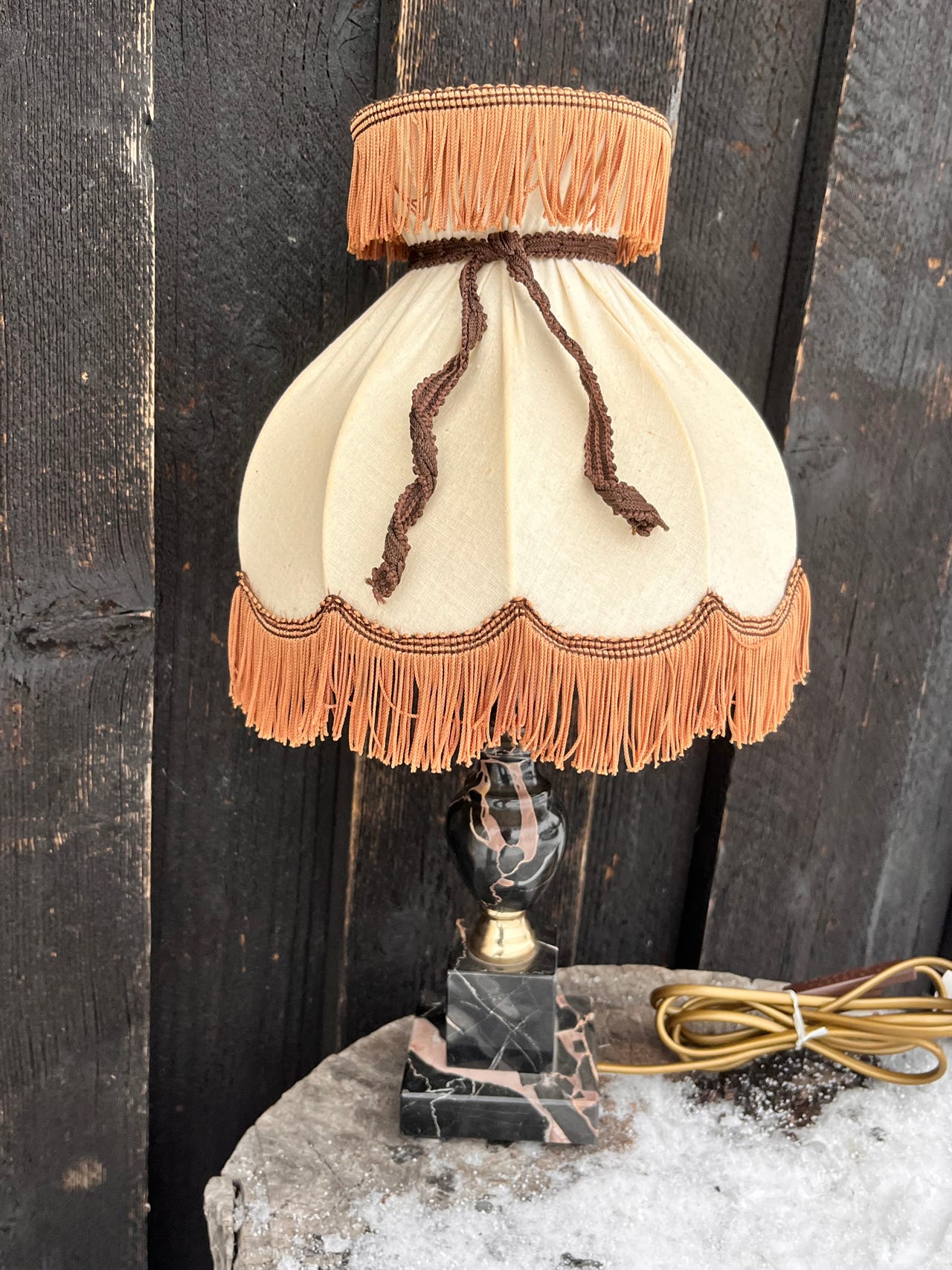 Kul vintage bordlampe i sort marmor med skjerm | FINN-torget