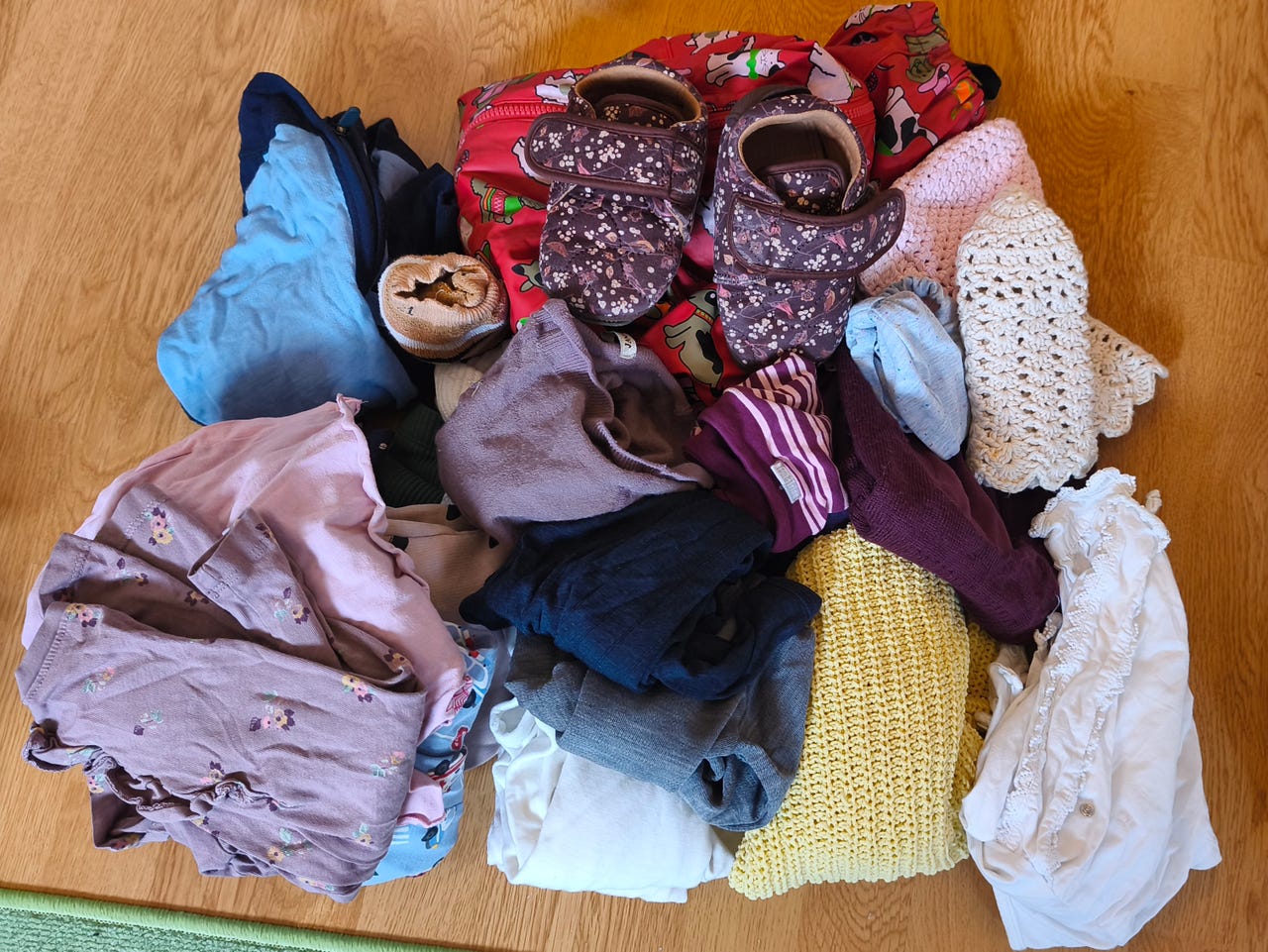 RESERVERT Klær med anmerkninger til 2-åring gis bort | FINN-torget