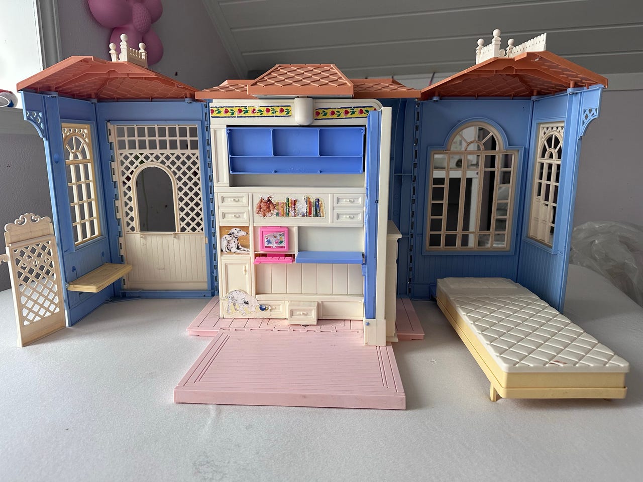 Barbie Dukkehus med møbler blå og rosa | FINN-torget