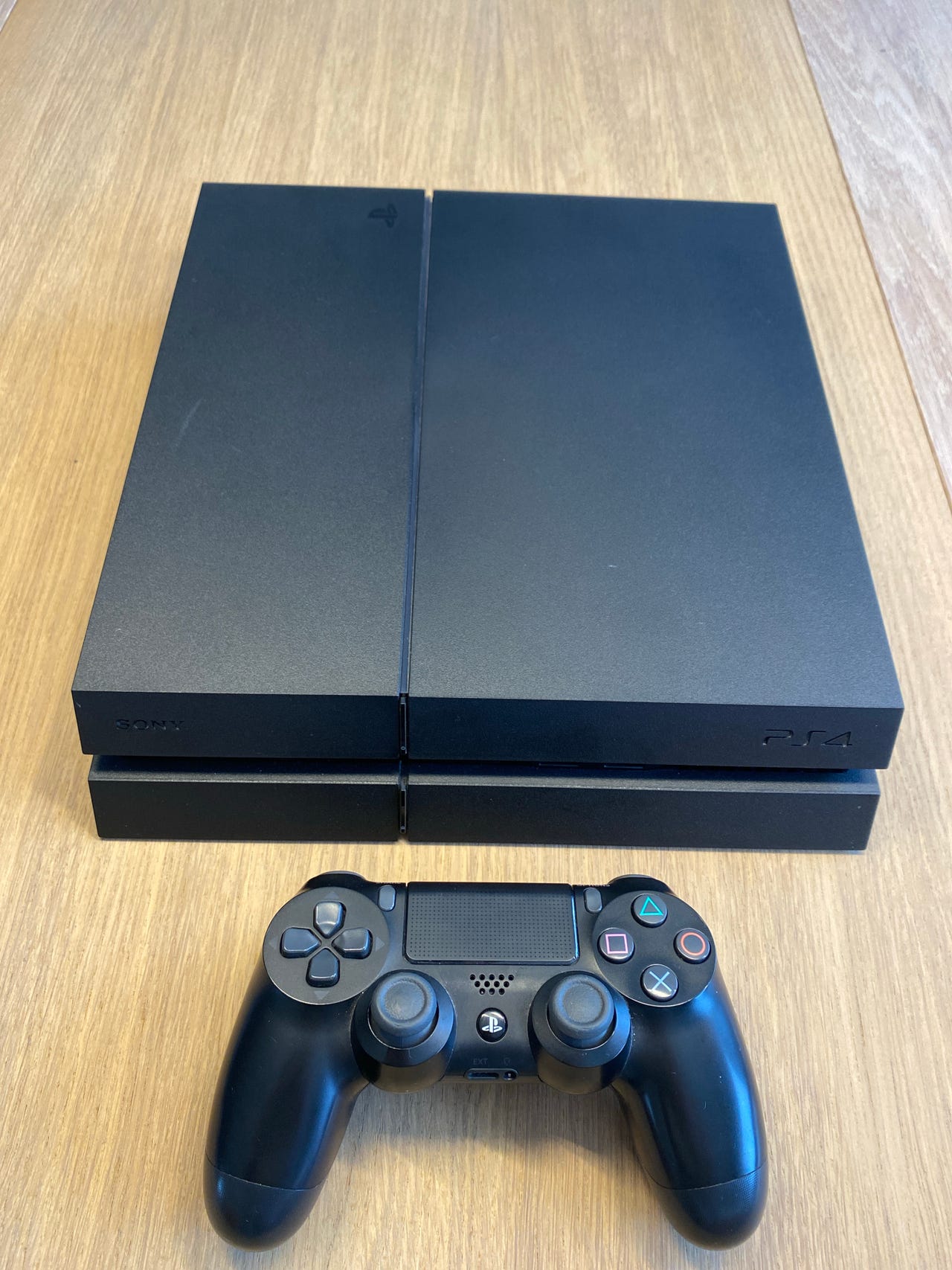 Playstation 4 1 tb lagring med kontroller . | FINN-torget