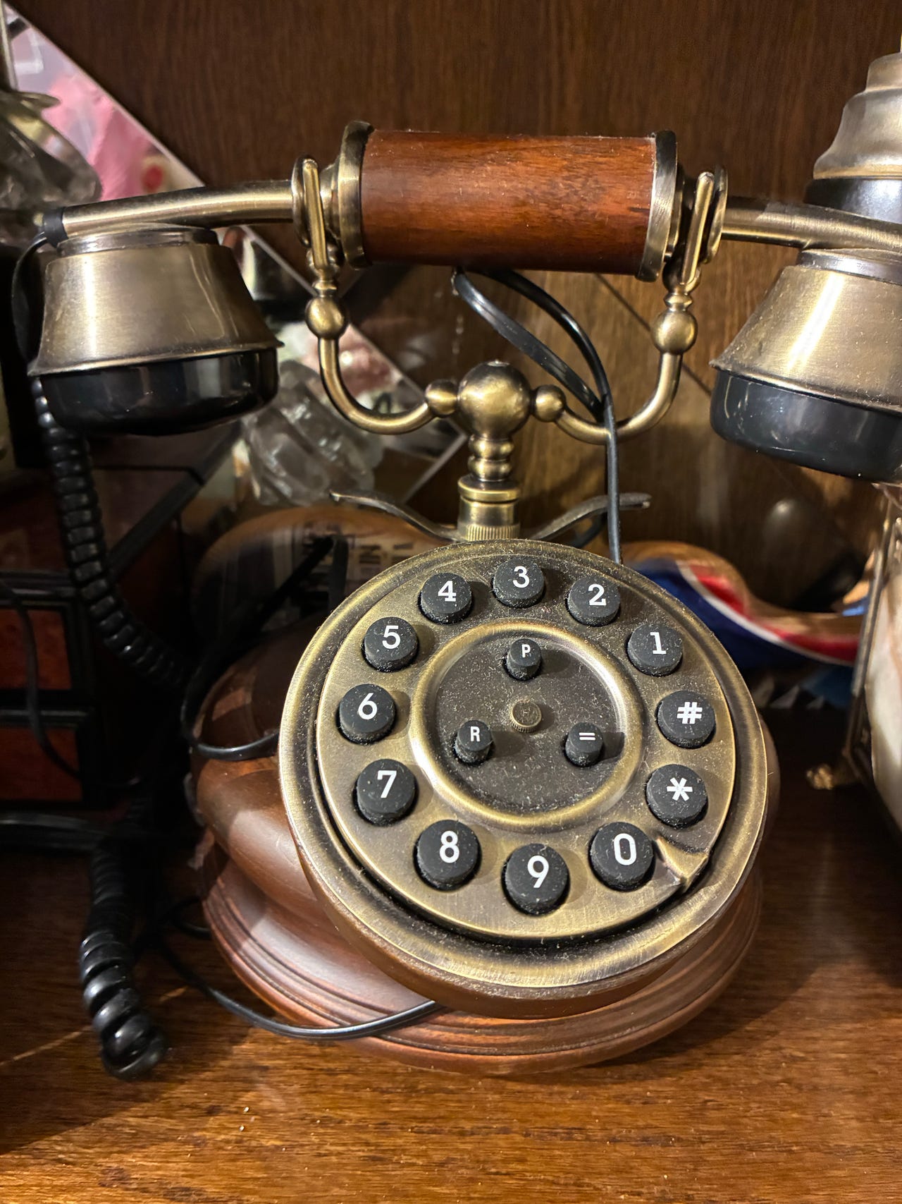 Vintage telefon med dreieskive og håndsett i metall og tre | FINN-torget
