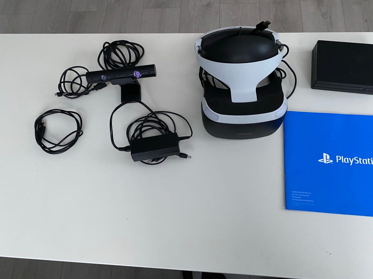 Playstation VR VR-brille og spillpakke med DualShock 4-kontrollere ...