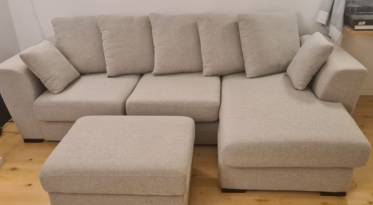 Sofa med sjeselong og pall | FINN-torget