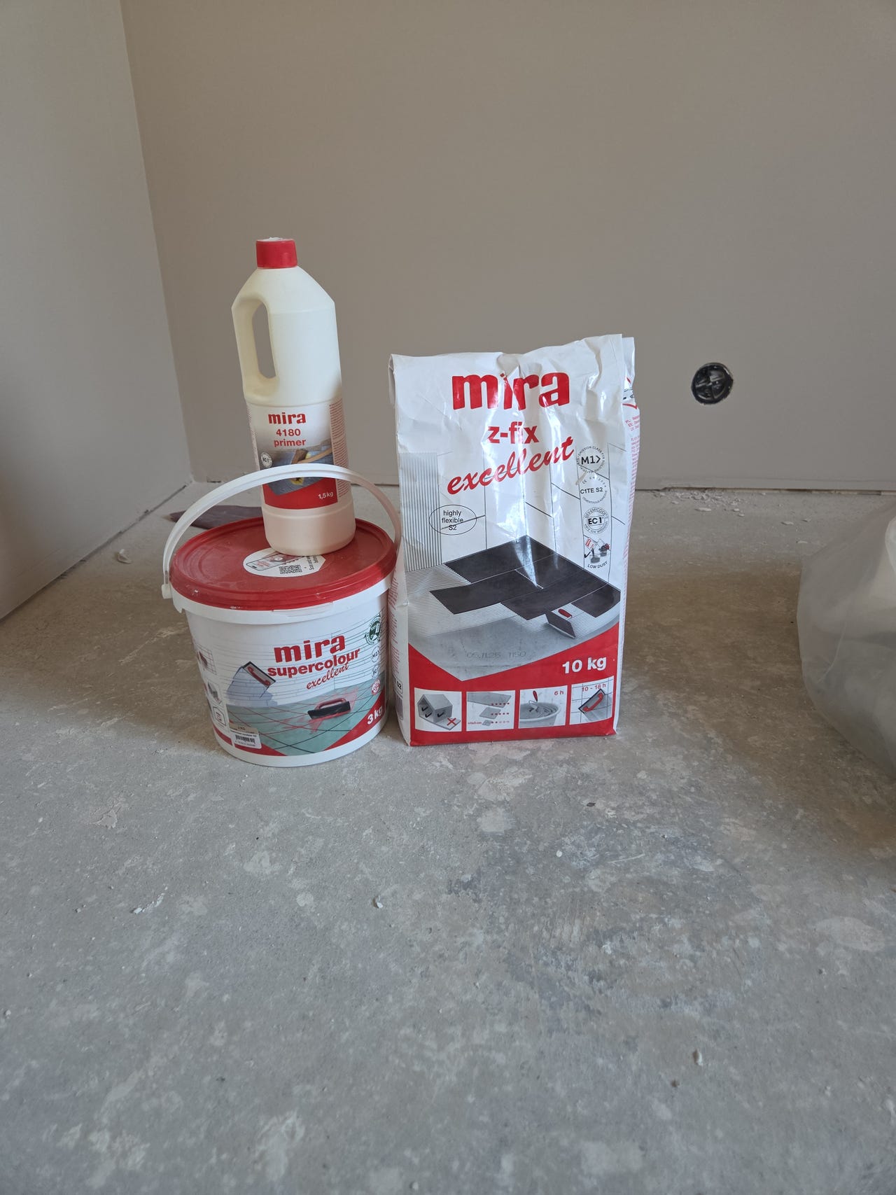 Flislim, fugemasse og primer fra megaflis gis bort | FINN-torget