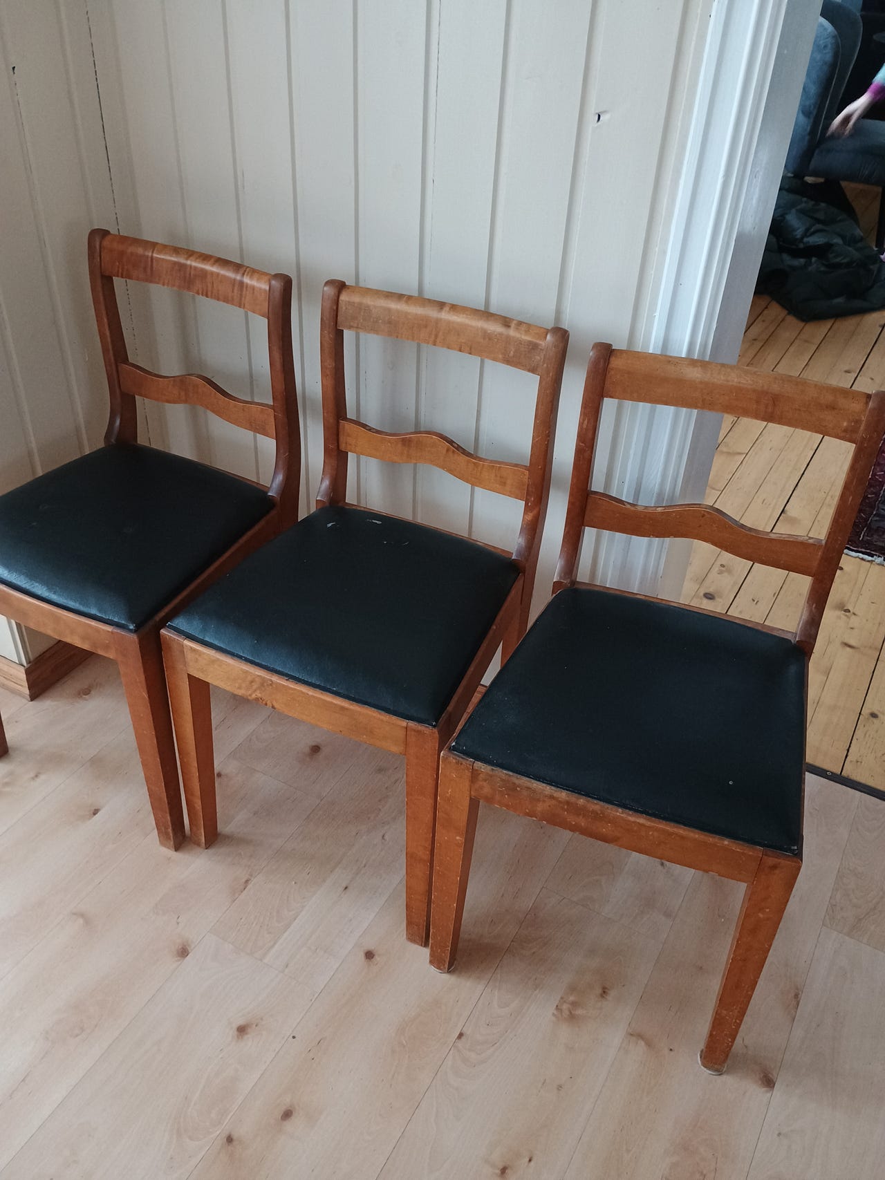 Tre spisestoler med svart polstret sete | FINN-torget
