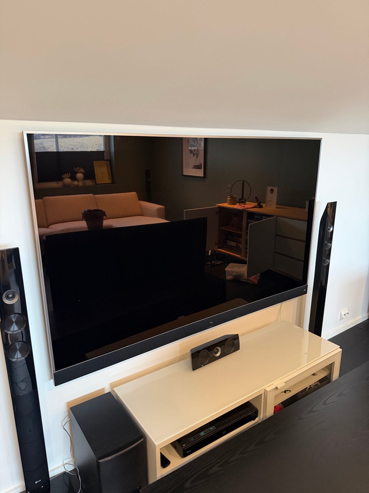 TCL 75’’ med veggfeste selges samlet | FINN-torget