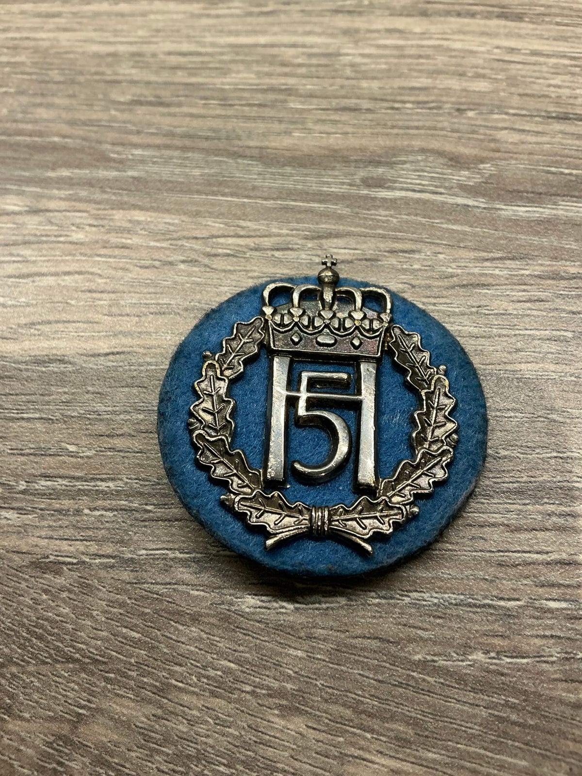 Luemerke fra Forsvaret med kong Harald Vs monogrammet | FINN-torget