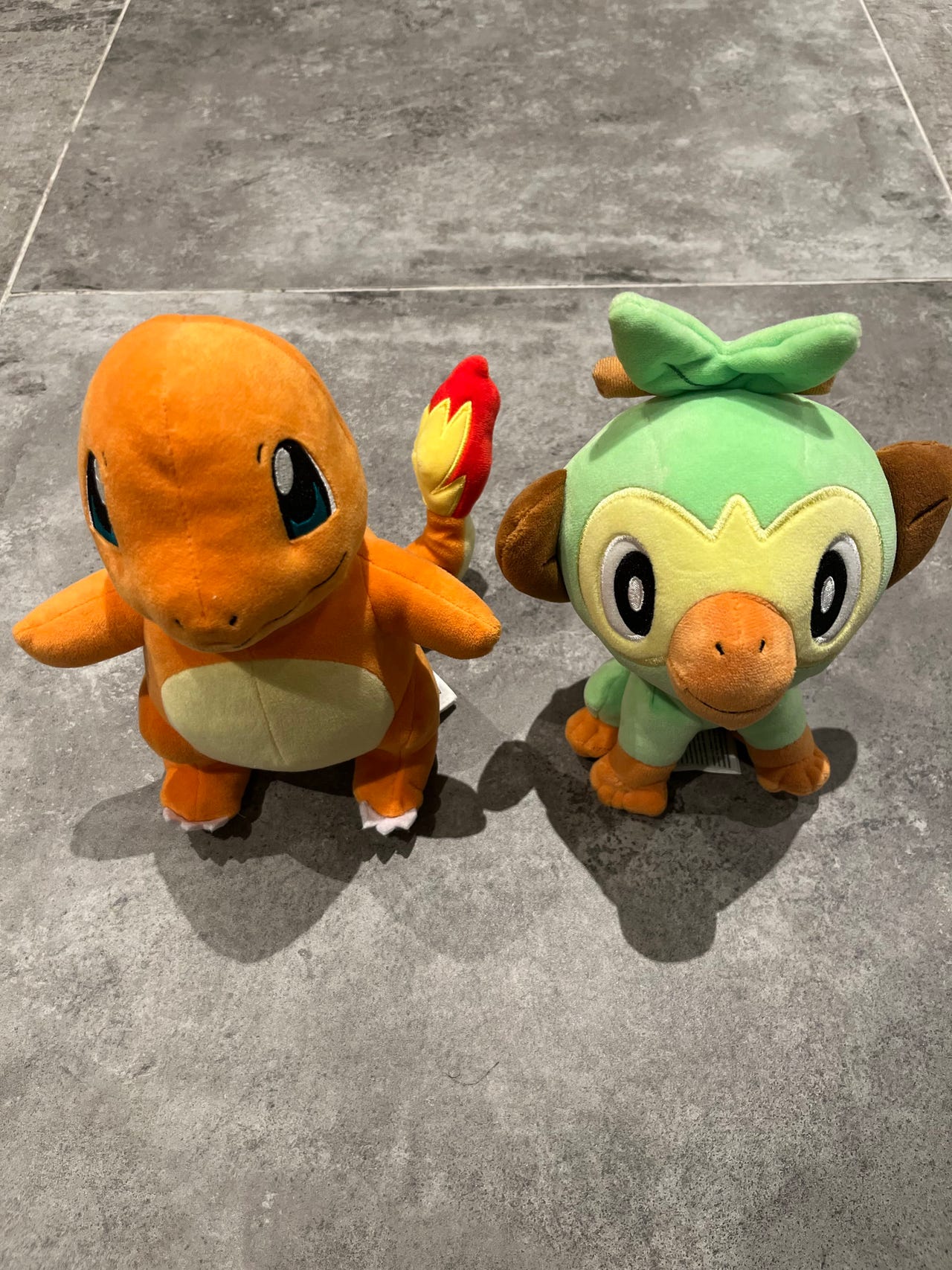 Pokémon kosedyr Charmander og Grookey | FINN-torget