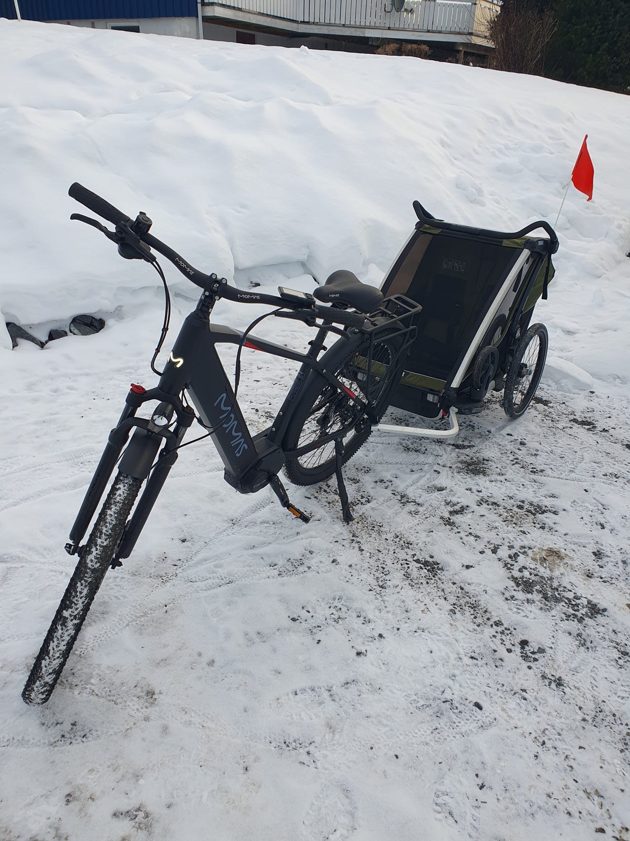 Momas Jason Pro Trekking med Thule chariot cab 2 | FINN-torget