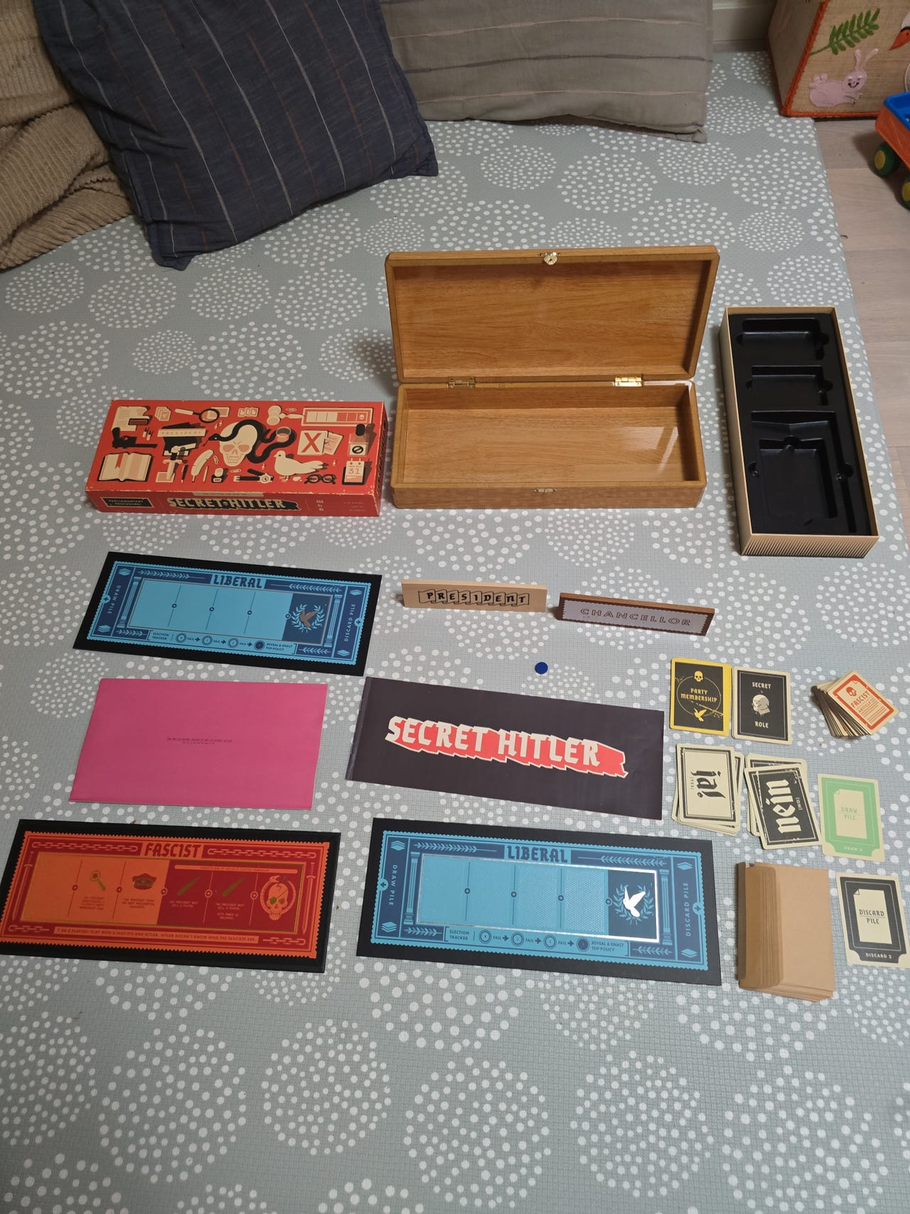 *Ny pris* Secret Hitler Kicstarter original edition med treboks og ...