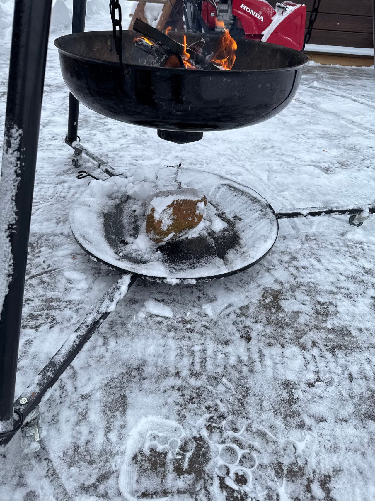 Trefot til bålpanne med hjul metall svart | FINN-torget