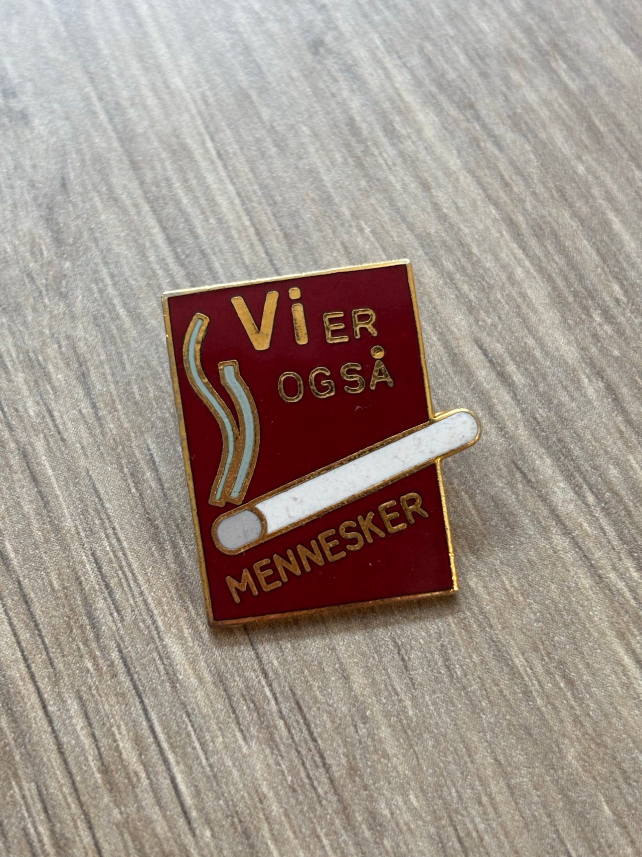 Vi er også mennesker emaljepin rød og hvit | FINN-torget