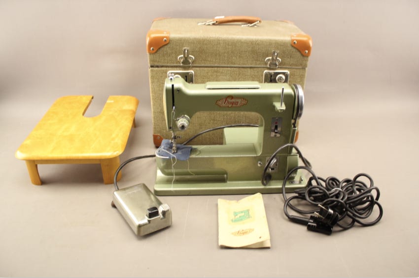 Hugin symaskin med koffert,40/50-talls vintage | FINN-torget