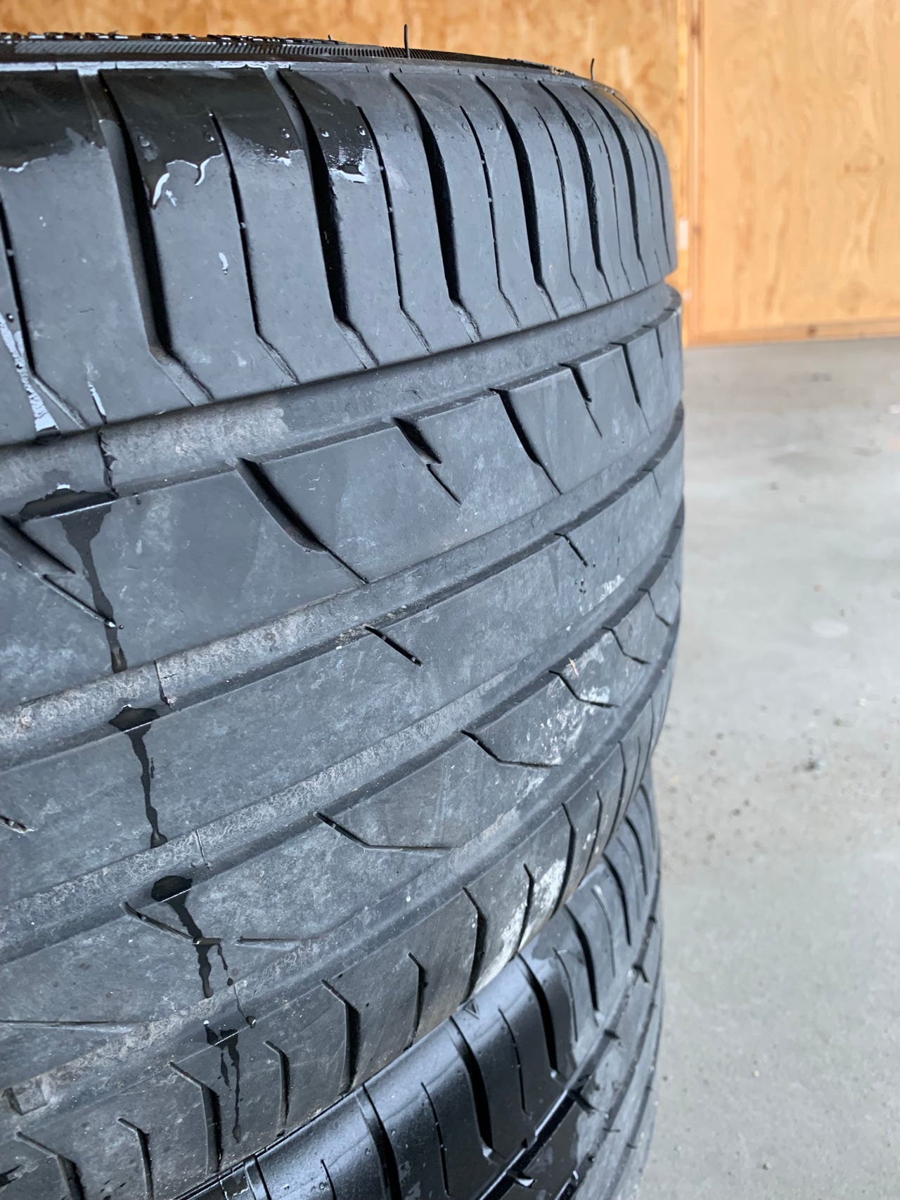 Nesten helt nye dekk 2stk 245/40/19 og 2stk greie 235/35/19 | FINN-torget